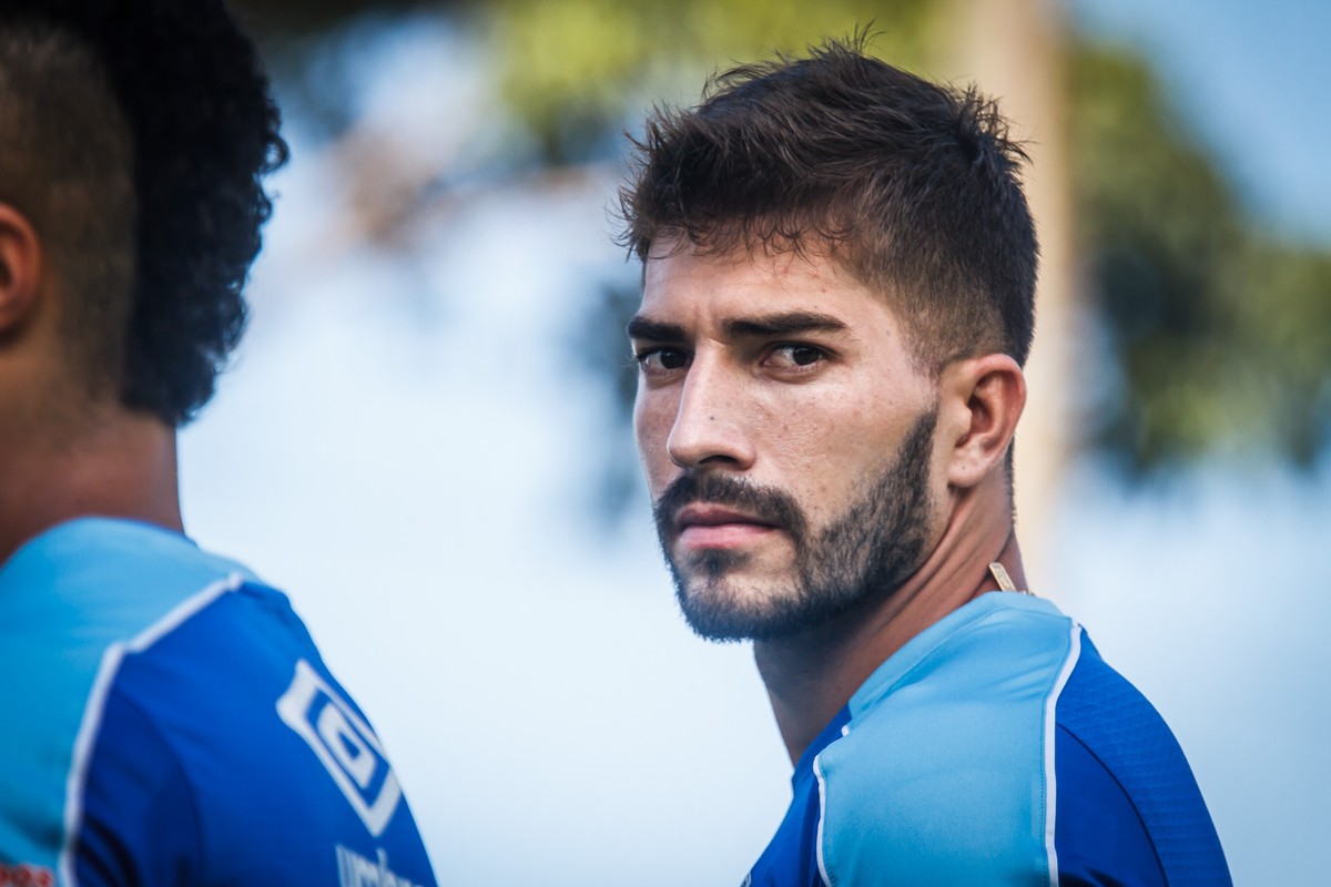 Com contrato até junho com o Cruzeiro, Lucas Silva aguarda definição de ...