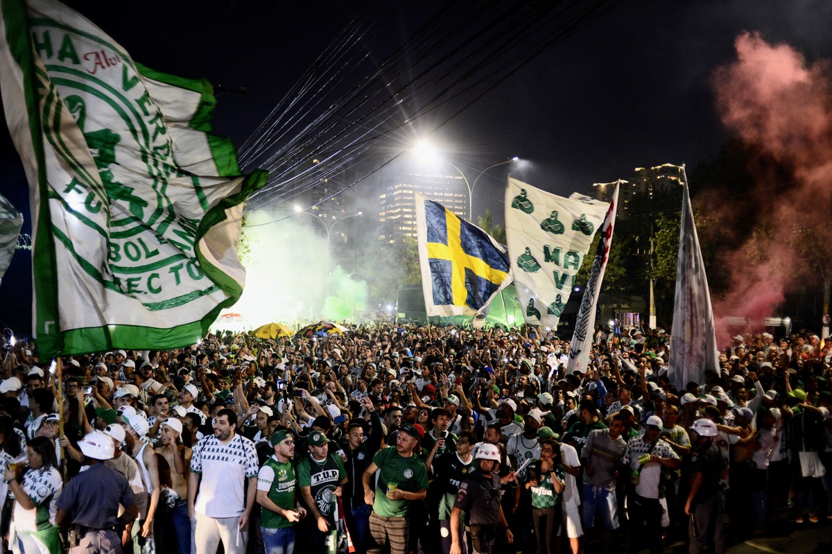 Torcida do Palmeiras vai à porta da Academia fazer festa antes do ...