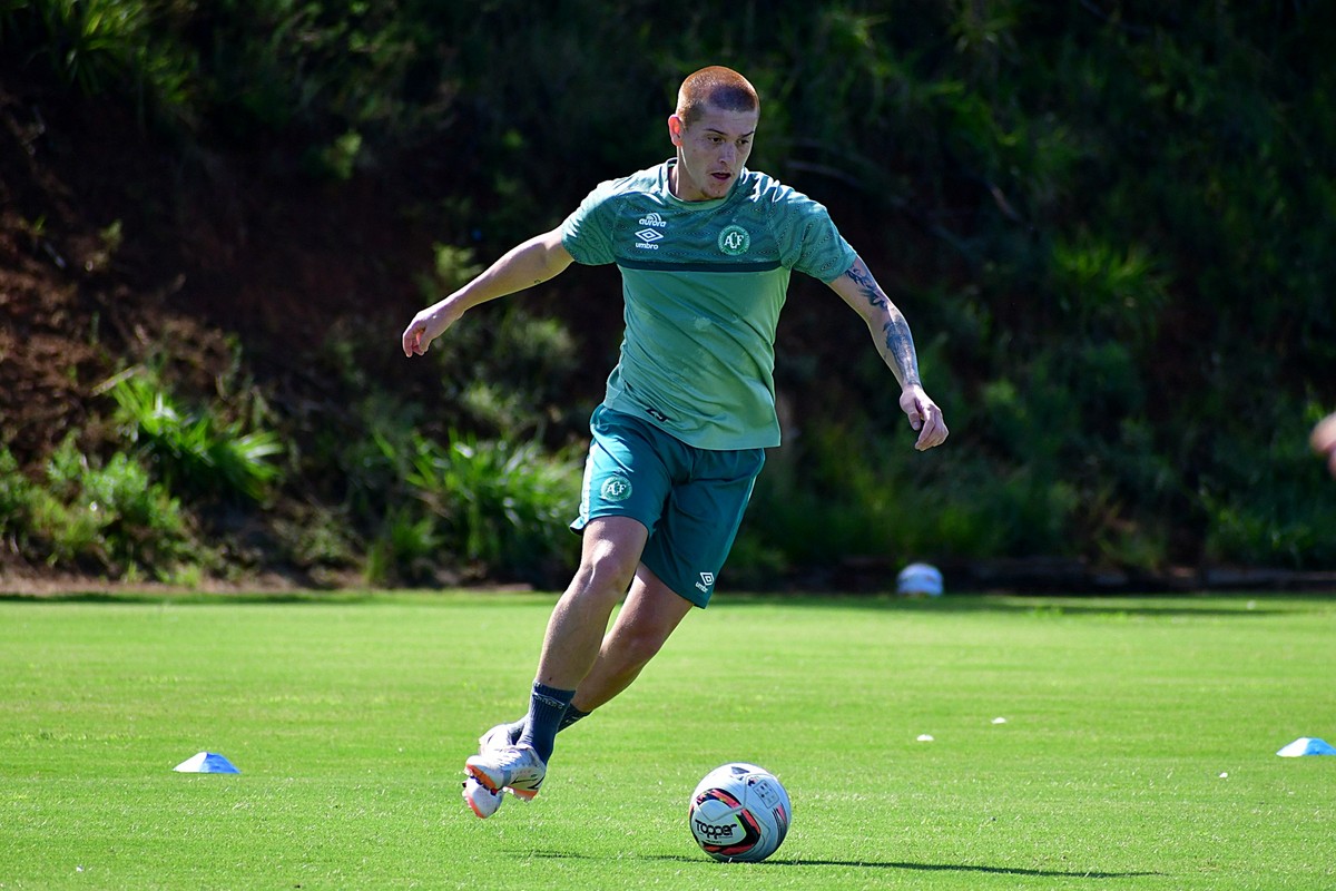 Cria da base, Vitor Becker deve ser novidade na defesa da Chape para ...