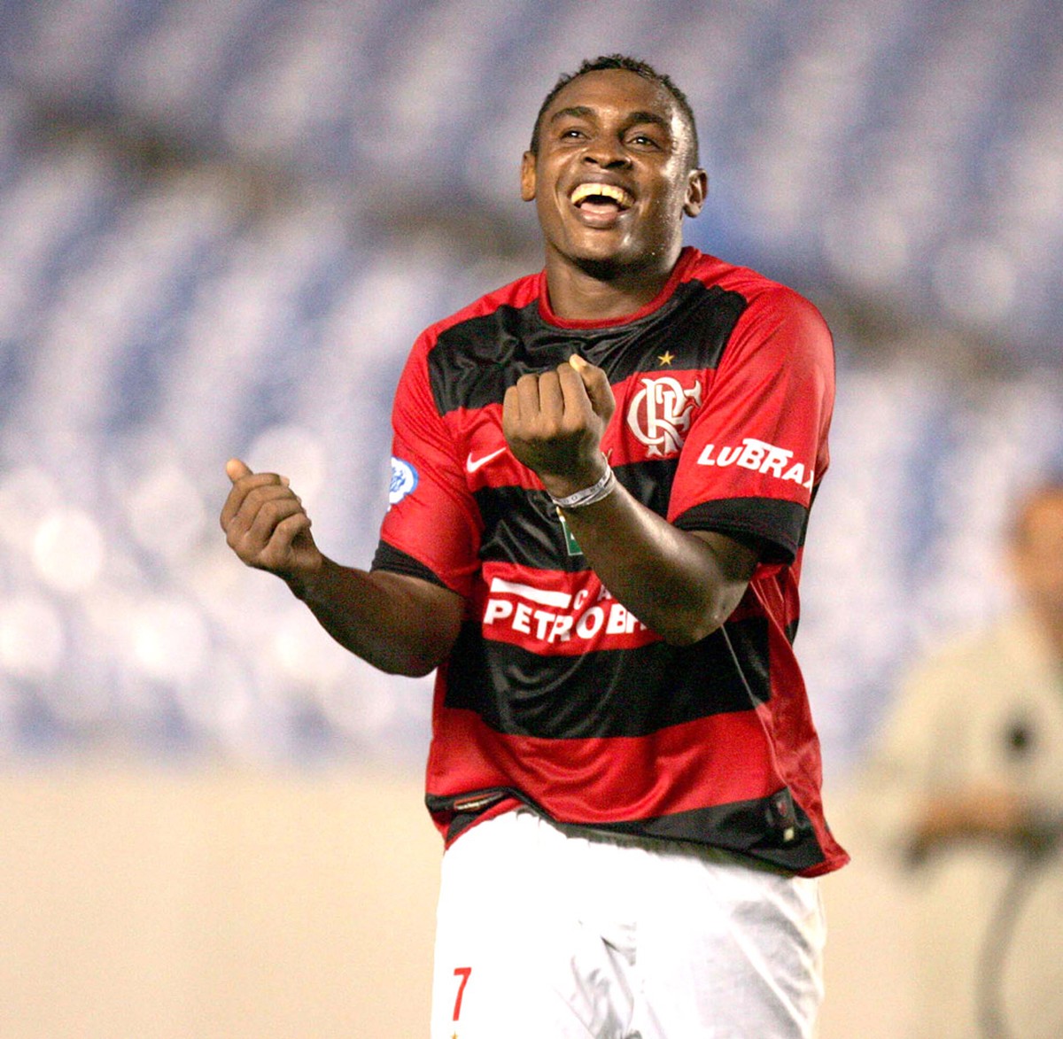 Mais de 12 anos depois, Obina segue acompanhando o Flamengo e pede ...