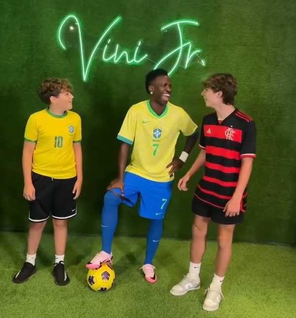 Vinicius Júnior ganha estátua de cera em museu e brinca com fãs; veja ...