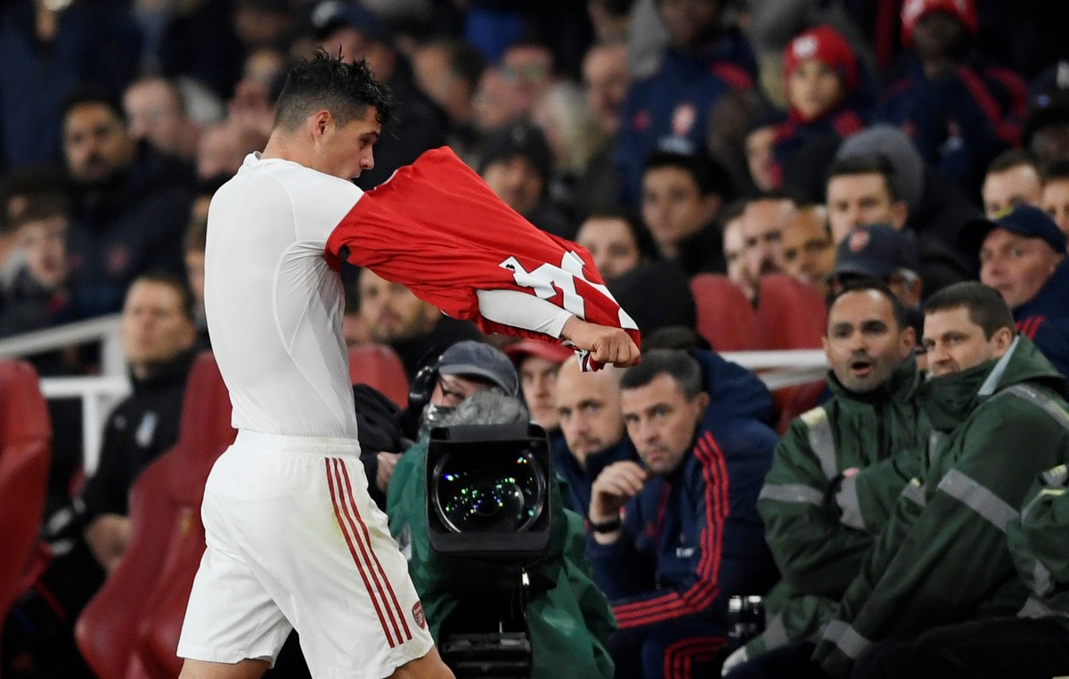 Xhaka joga camisa do Arsenal no chão e xinga torcida após vaias durante ...