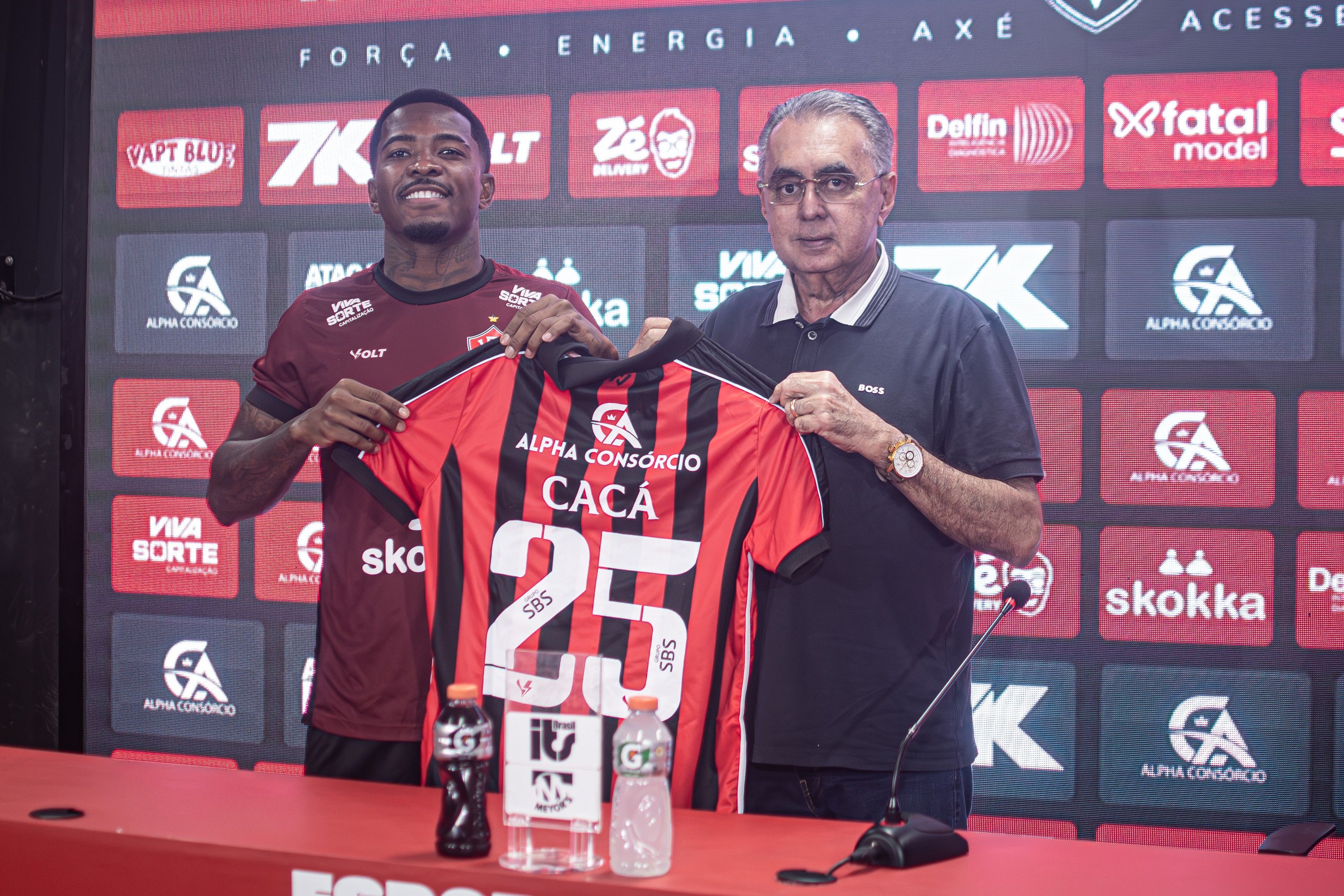 Cacá é apresentado pelo Vitória e cita DNA de zagueiros na família | Ge