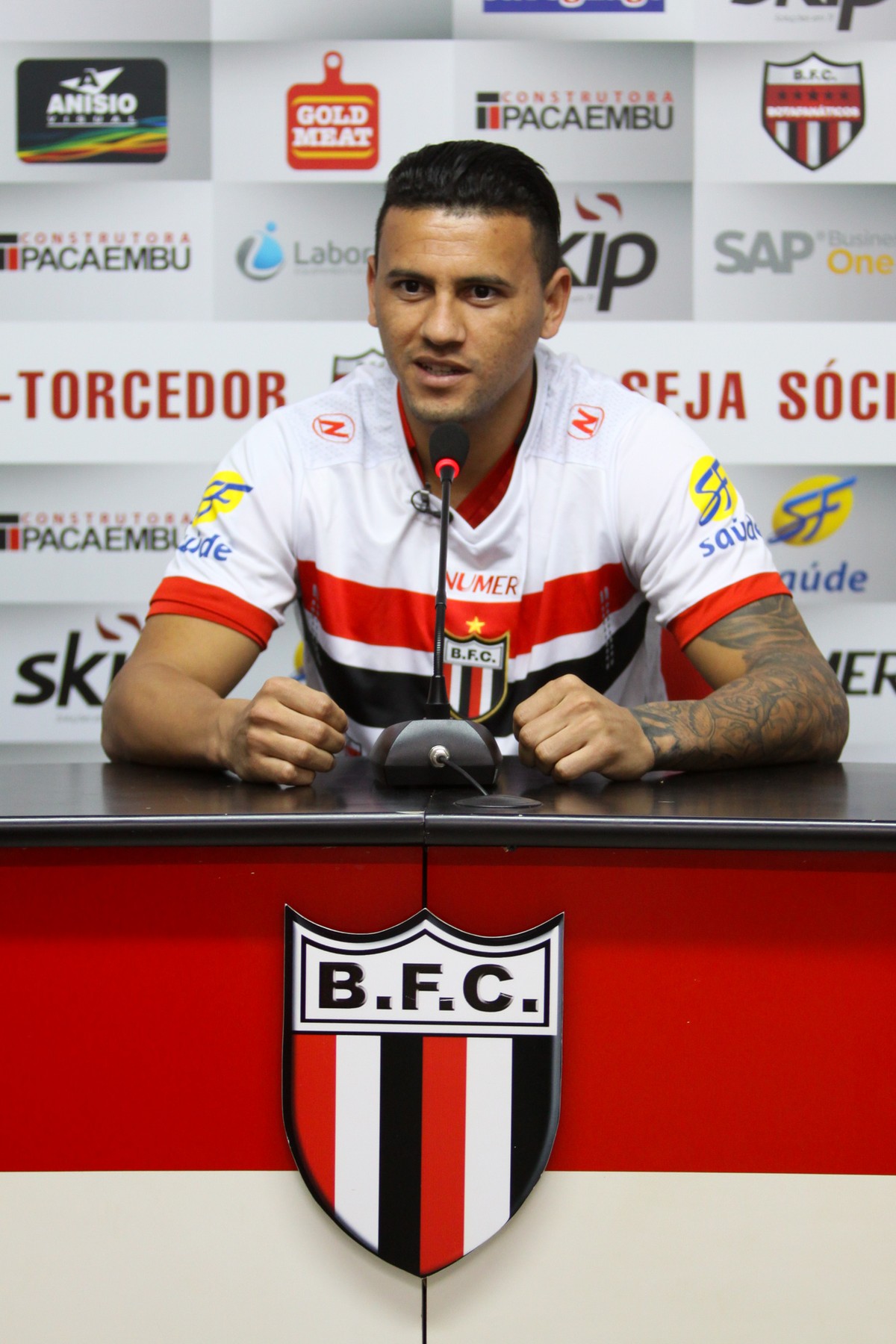 Agora é Alex Gonçalves: pelo segundo dia seguido, o Belo anuncia um ...