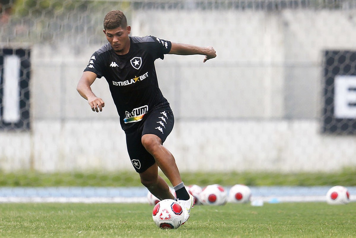Erison é apresentado no Botafogo e cita qualidades: "Força, cabeceio ...