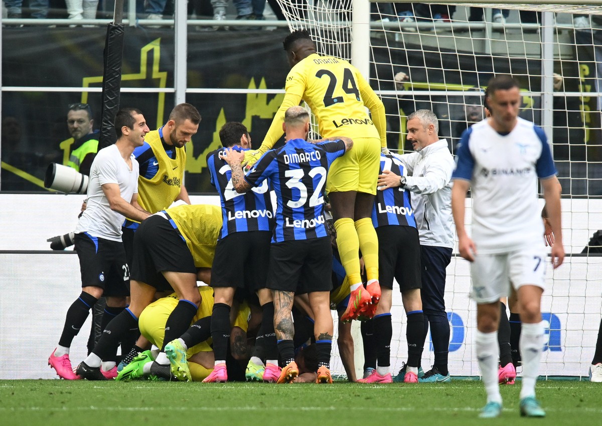 Lautaro faz dois, Inter vence Lazio e deixa Napoli perto do título | futebol italiano | ge