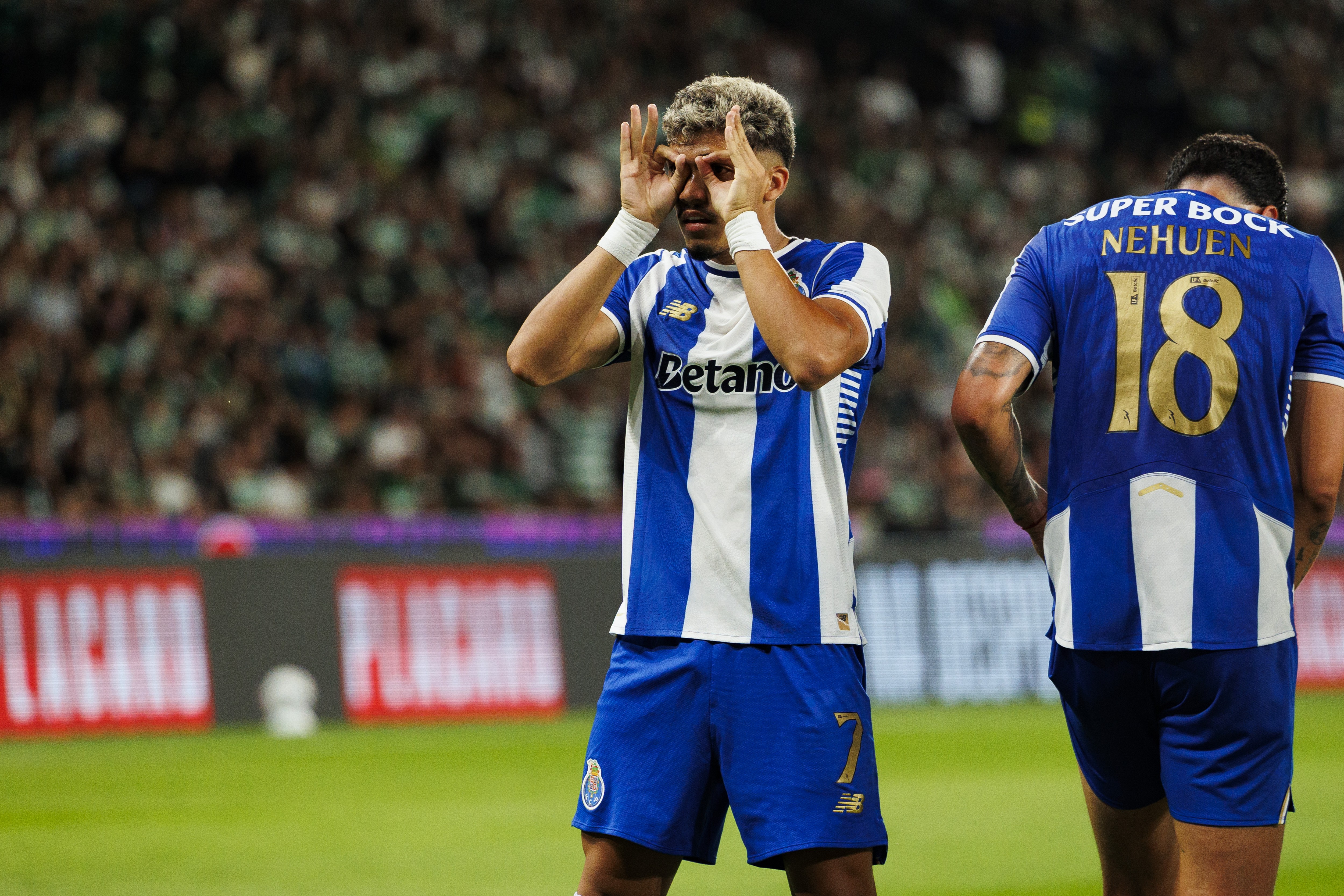 William Gomes, do Porto, cita origens ao celebrar gol em clássico: "Jamais esquecer de onde saiu ...