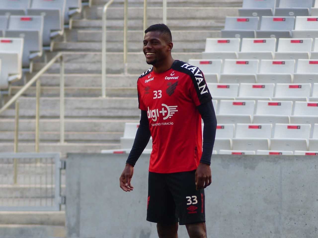 Abner brilha em goleada e fala em dar dor de cabeça para Tiago Nunes na ...