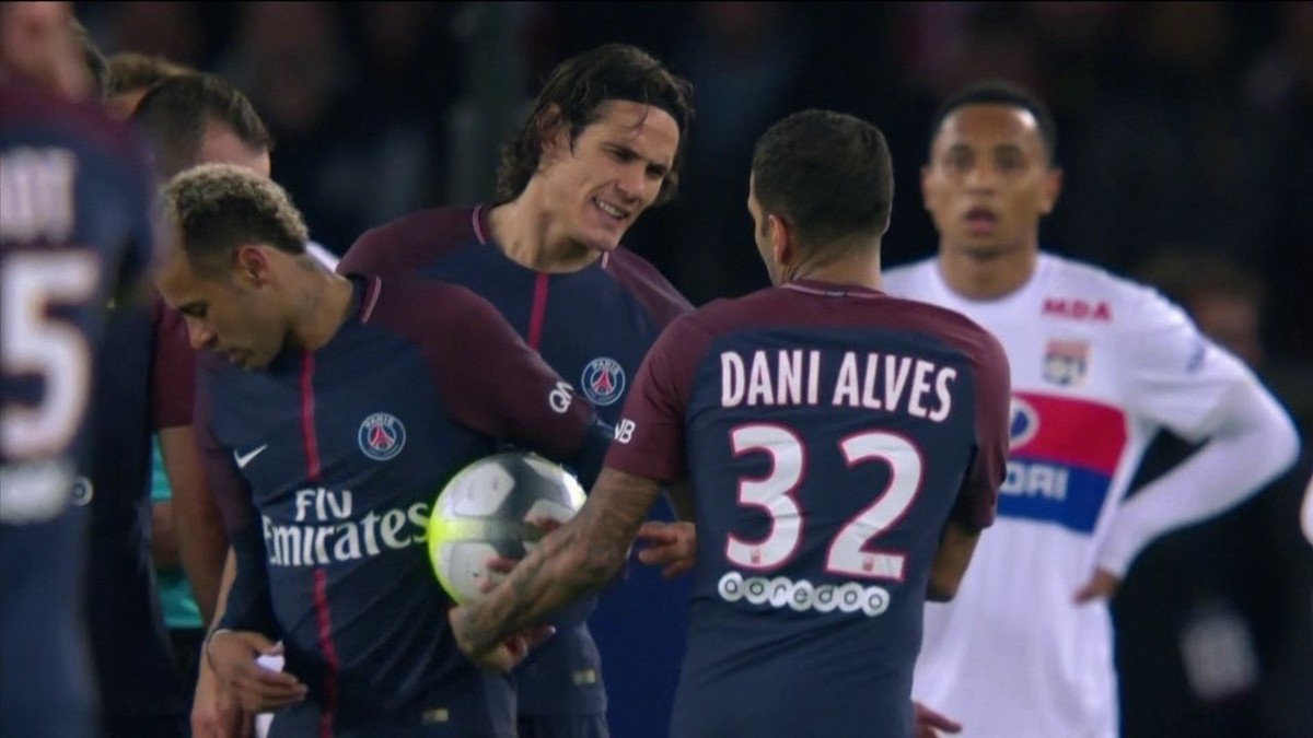 Daniel Alves usa o Twitter para responder crítica de Forlán: "Calem a boca"
