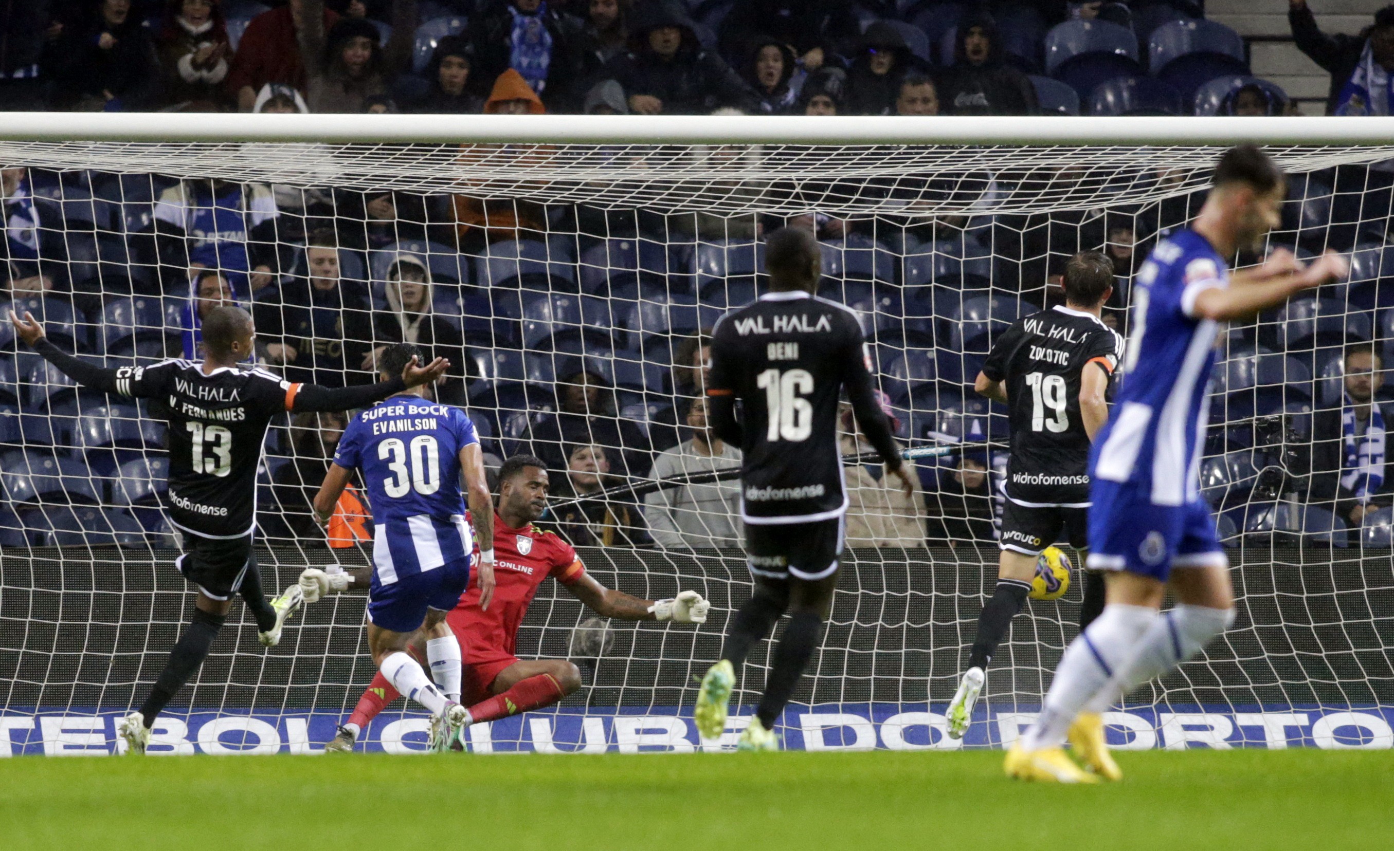 Com gols brasileiros, Porto vence Casa Pia e encosta no líder Sporting | futebol português | ge