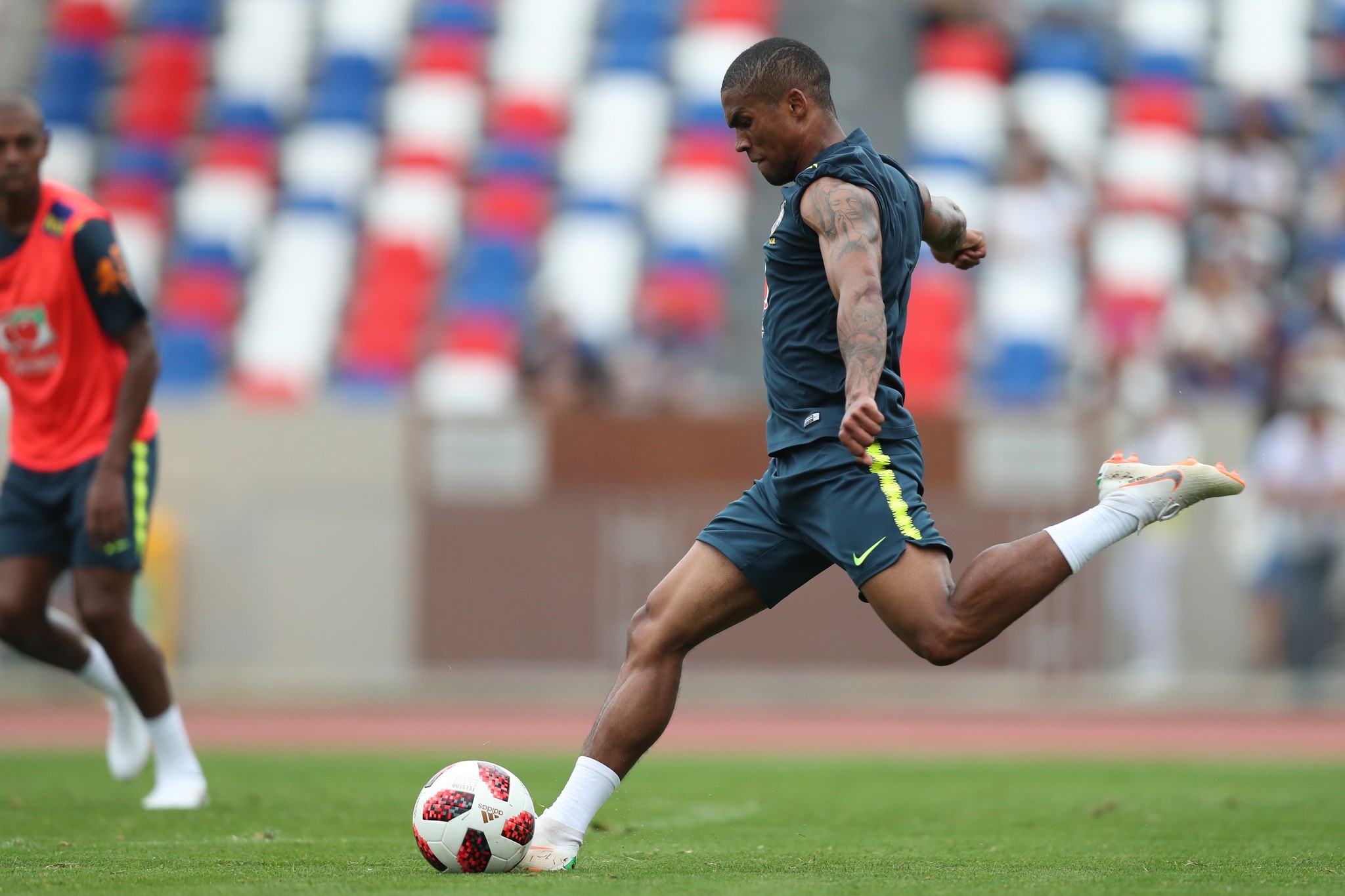 Com Douglas Costa, Fluminense terá 4 jogadores no elenco que jogaram ...