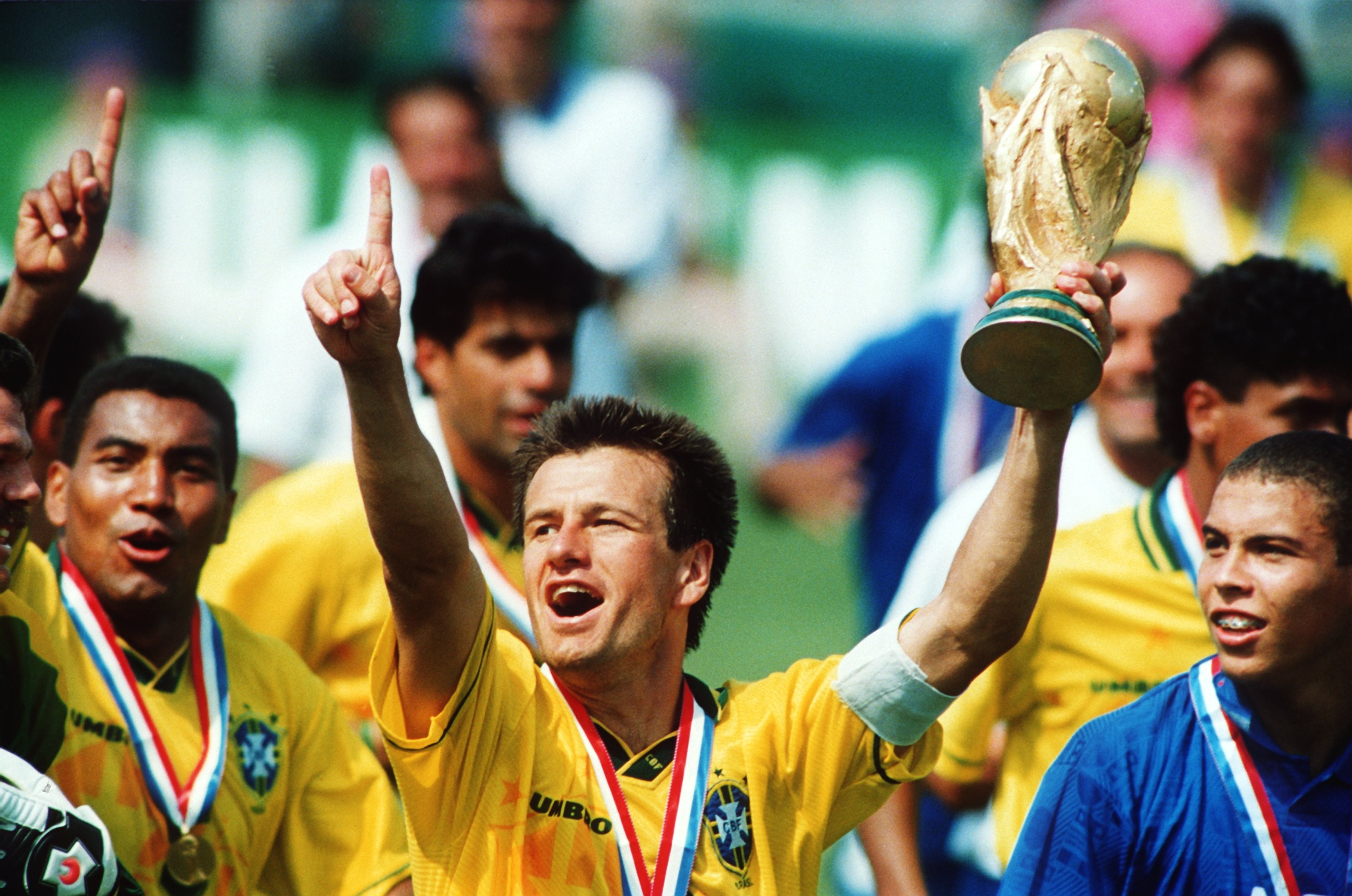 O que ajudou a formar a Seleção? JN explora a raça do futebol brasilei | Ge