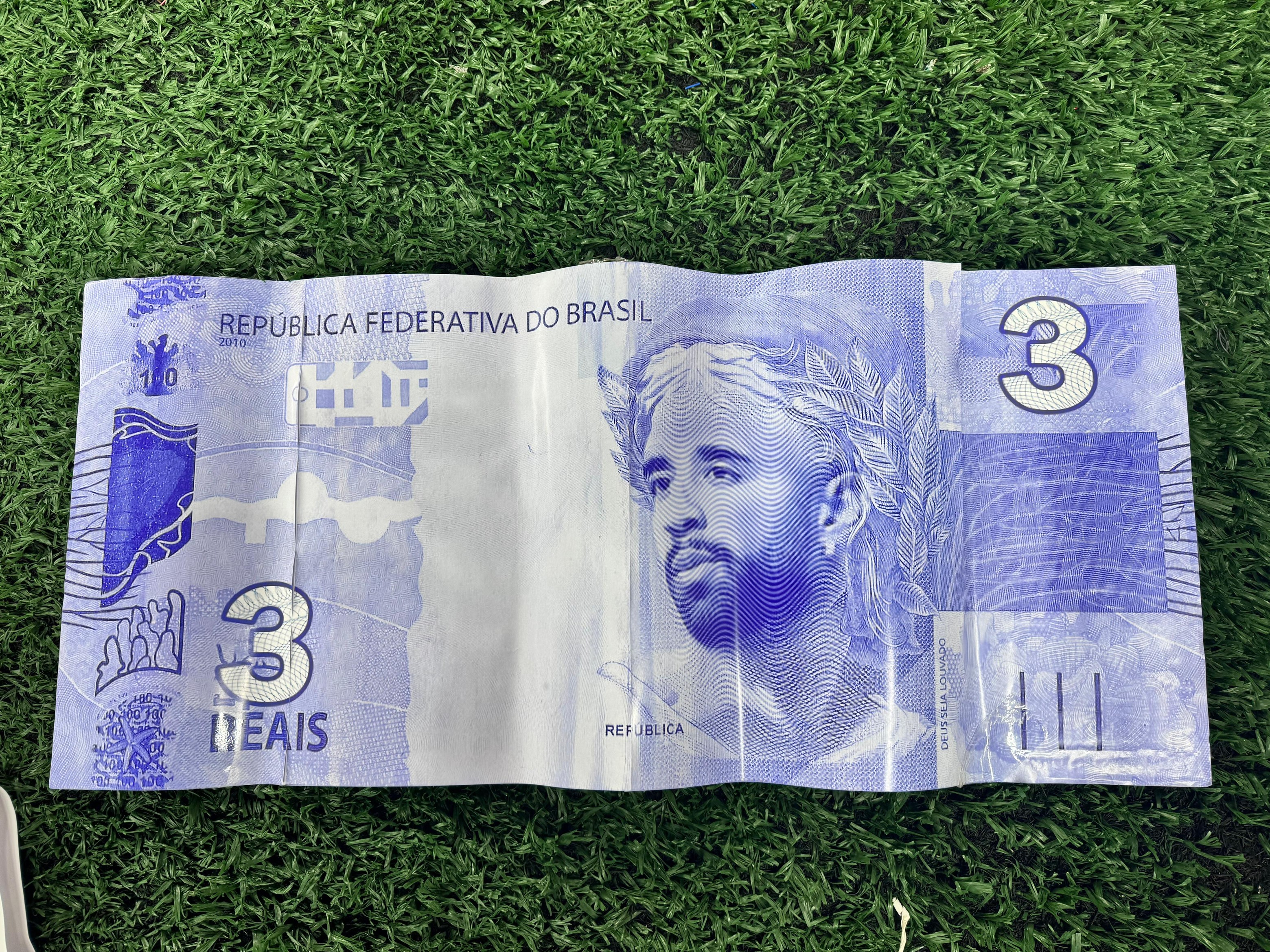 Cédula de R$ 3: torcida do Fortaleza alfineta Caio Alexandre