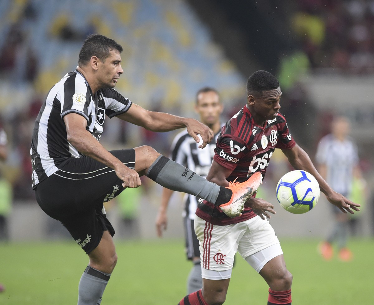 Diego Souza reclama do juiz em derrota do Botafogo: "Se fosse nosso ...