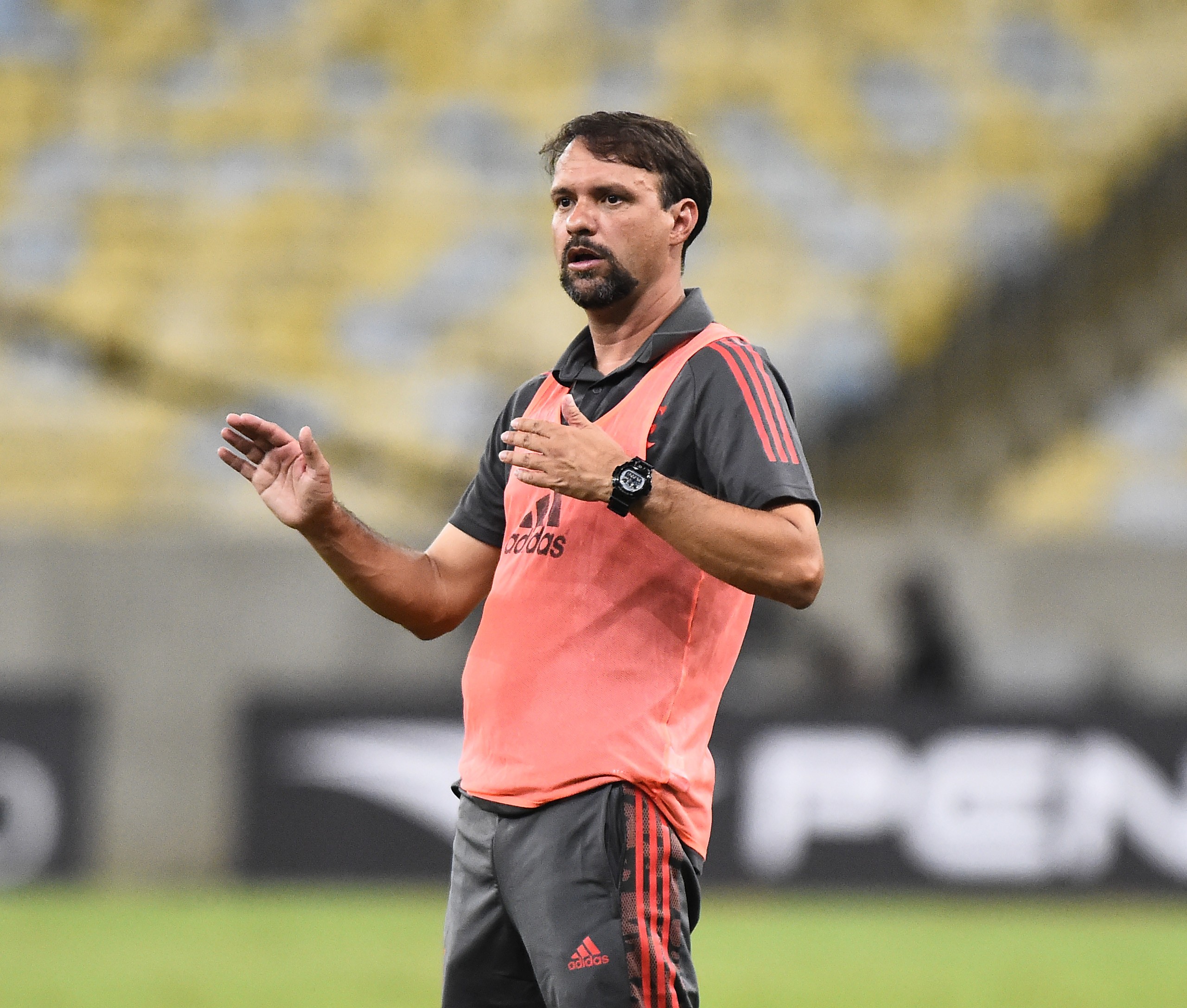 Ex-técnico de Flamengo e Vasco volta ao exterior após passagem pelo ...