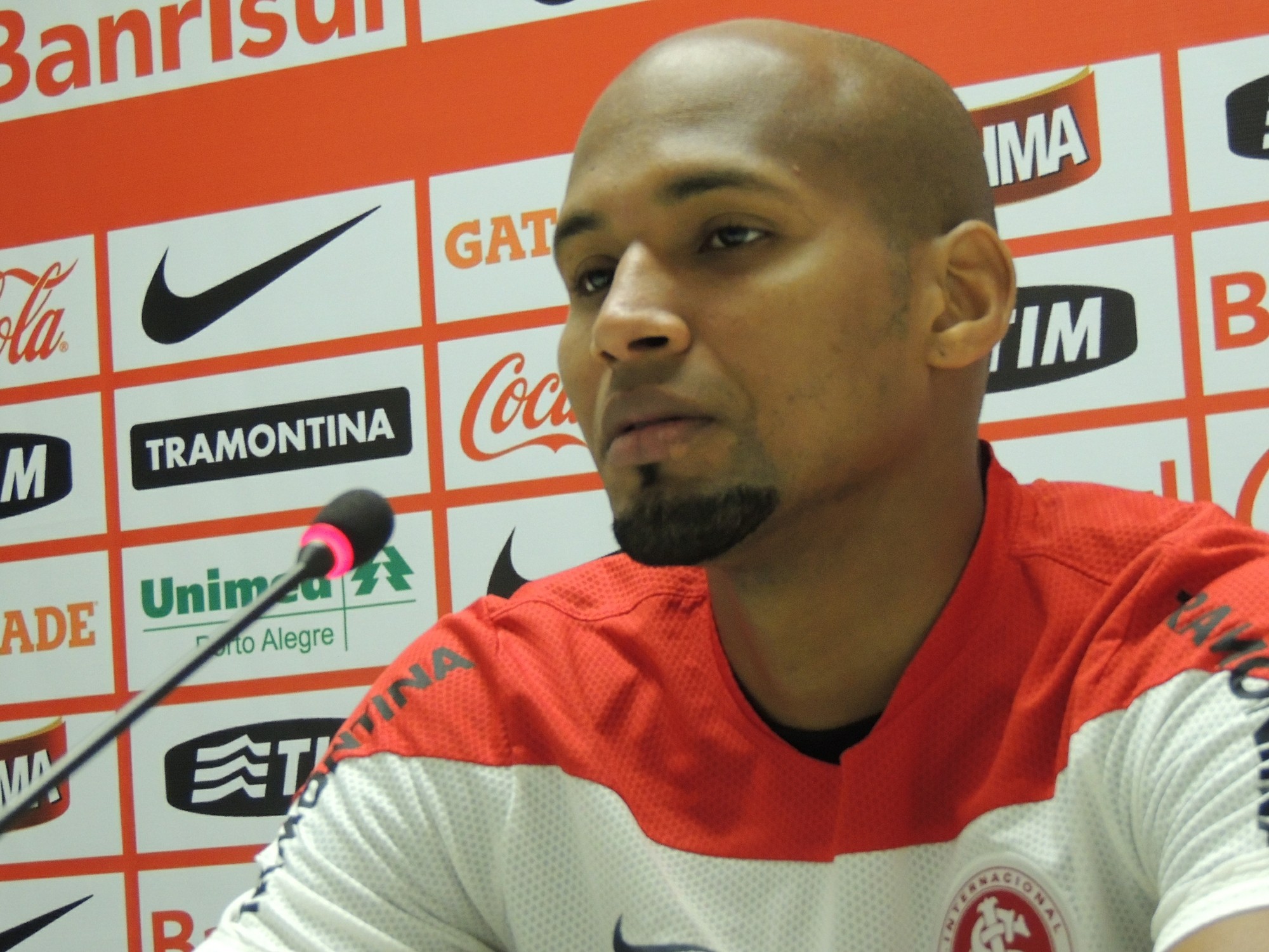 Tem currículo: CSA contrata lateral-direito Wellington Silva, ex-Fla ...