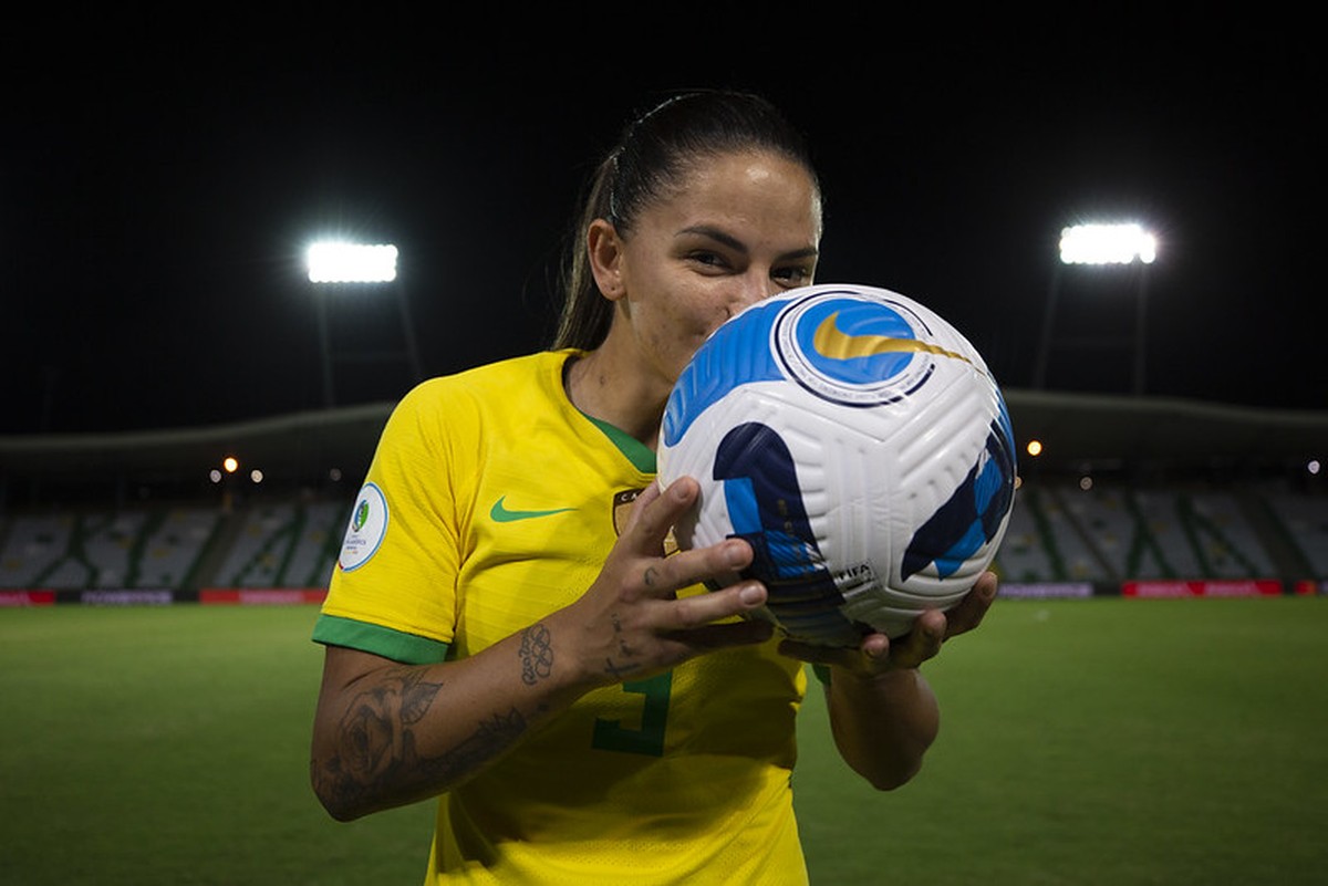Debinha chega aos 50 gols pela seleção brasileira e comemora: "Momento ...