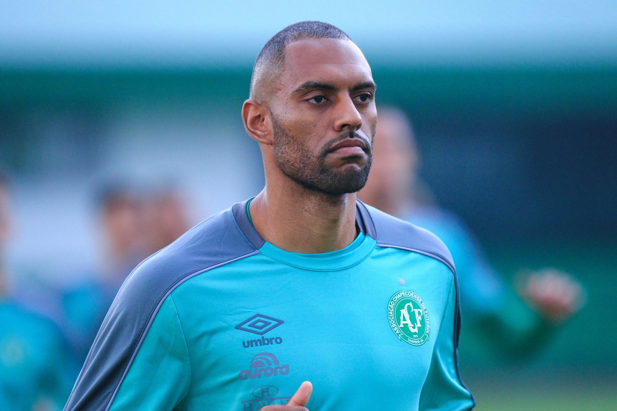 Capitão da Chape, Douglas contraria companheiro e diz acreditar em ...