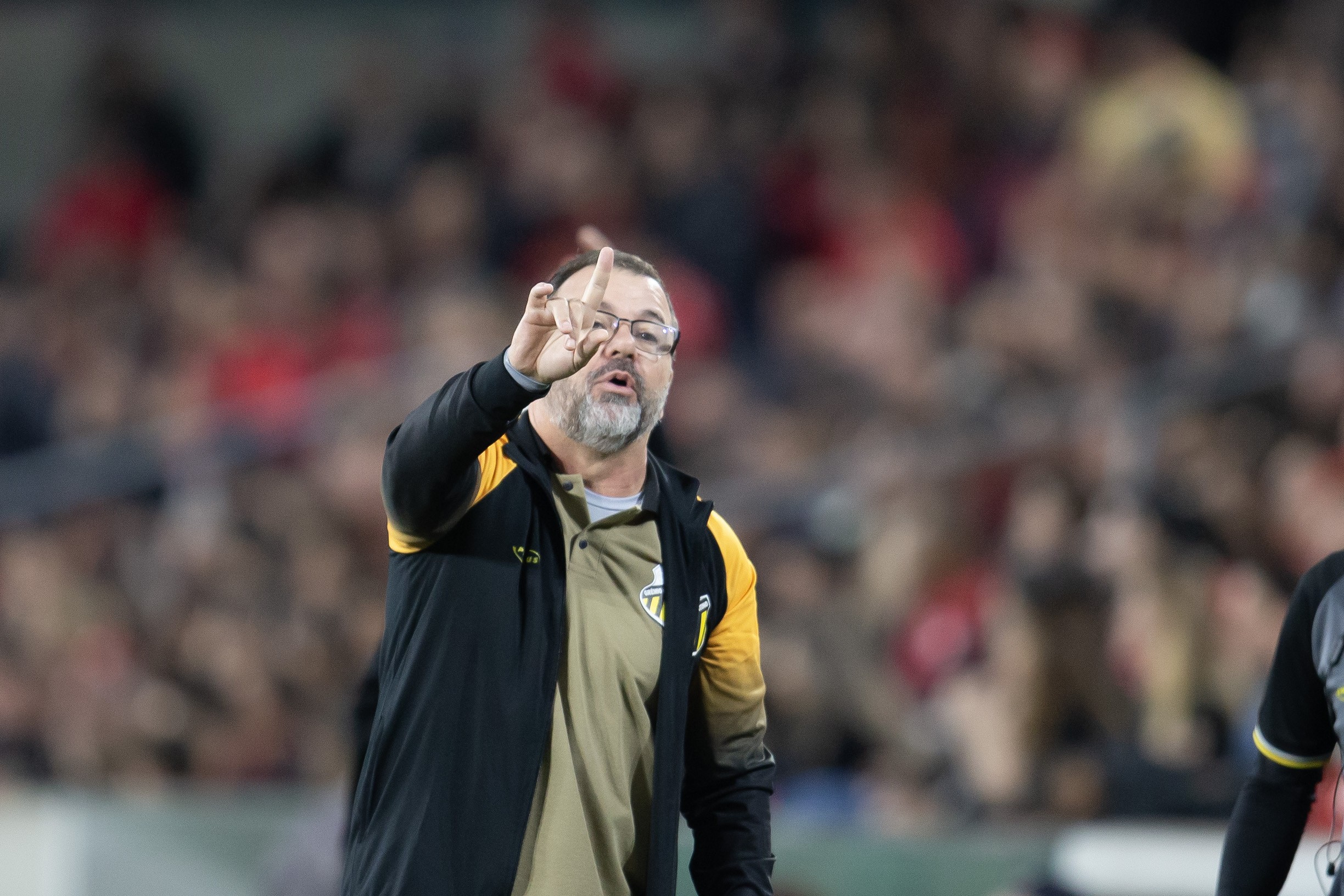 Enderson Moreira pede equilíbrio após estreia com derrota
