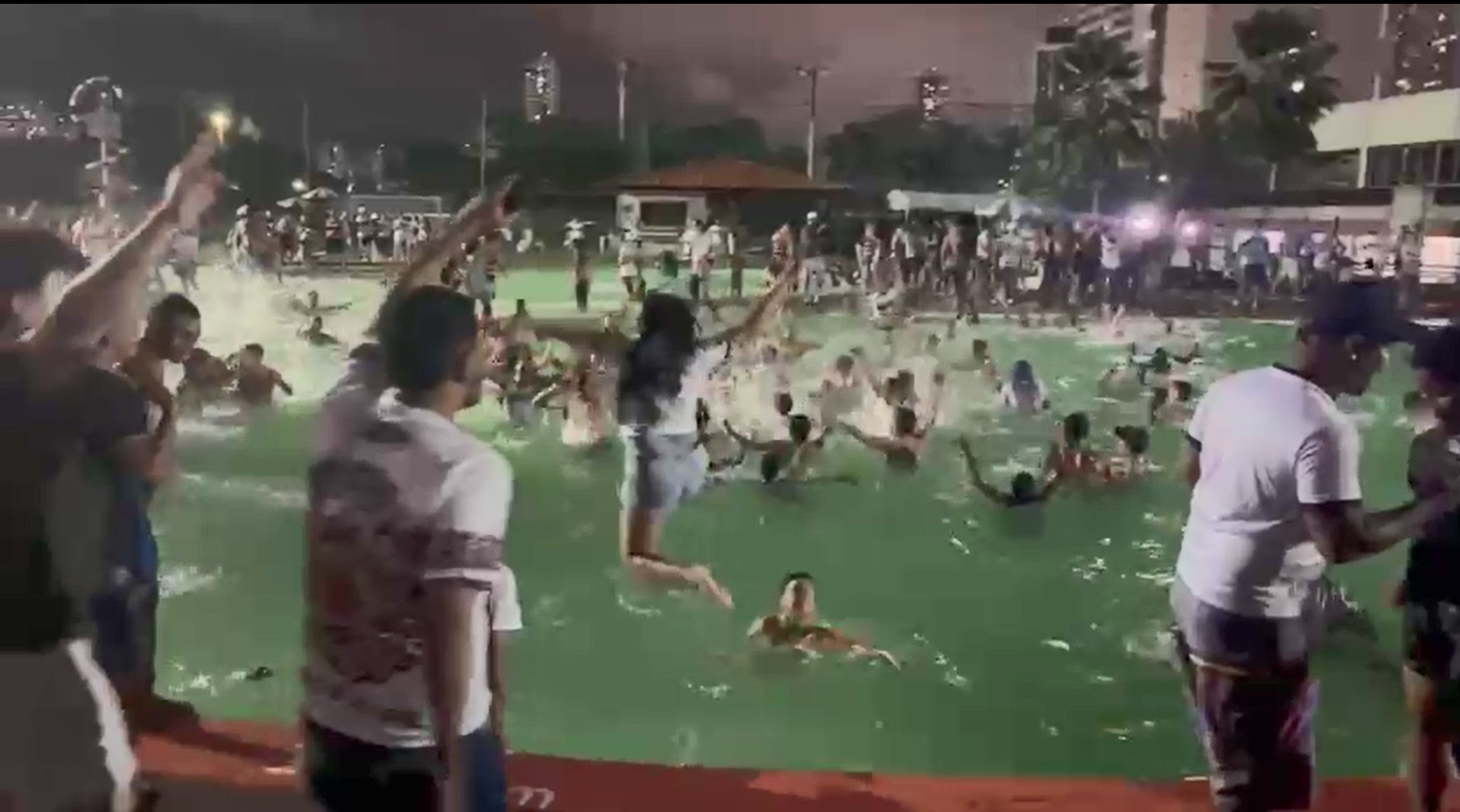 Torcida do Santa mergulha na piscina do Arruda após acesso | Ge