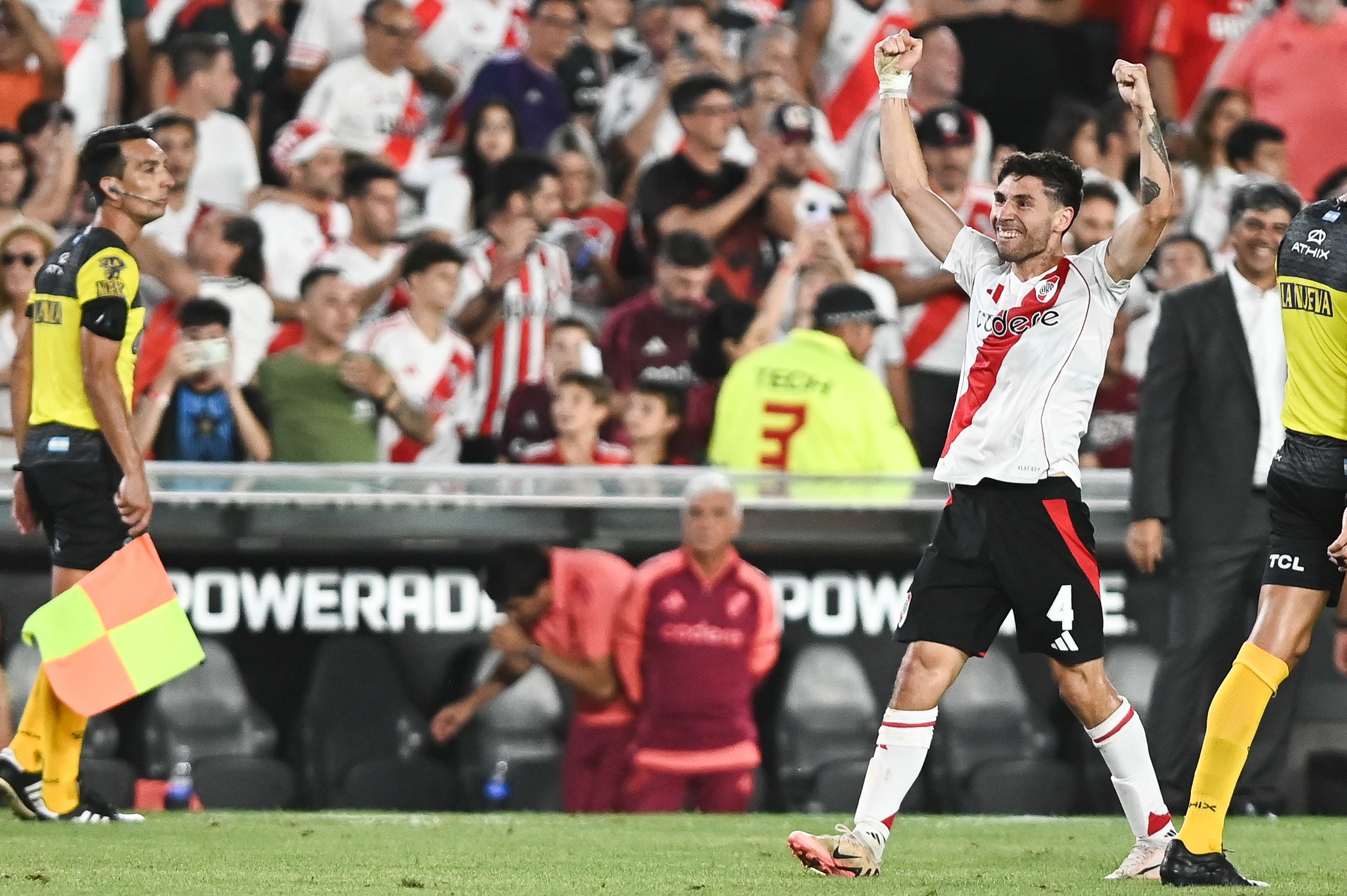 Dia de herói: Montiel salva River, é abraçado até por rivais e ...