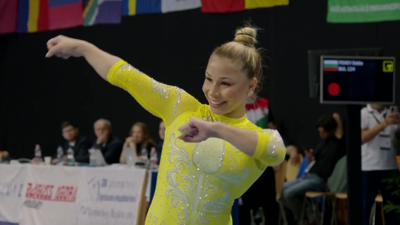 Flávia Saraiva é ouro na trave e faz dancinha na Copa do Mundo da ...