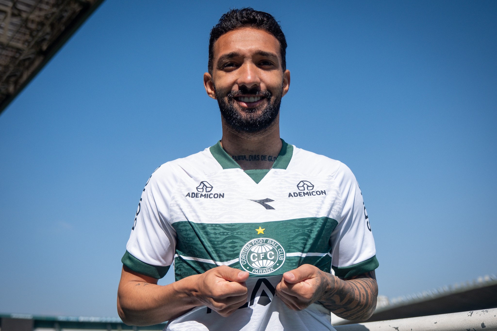 Coritiba anuncia a contratação do atacante Clayson, ex-Corinthians ...