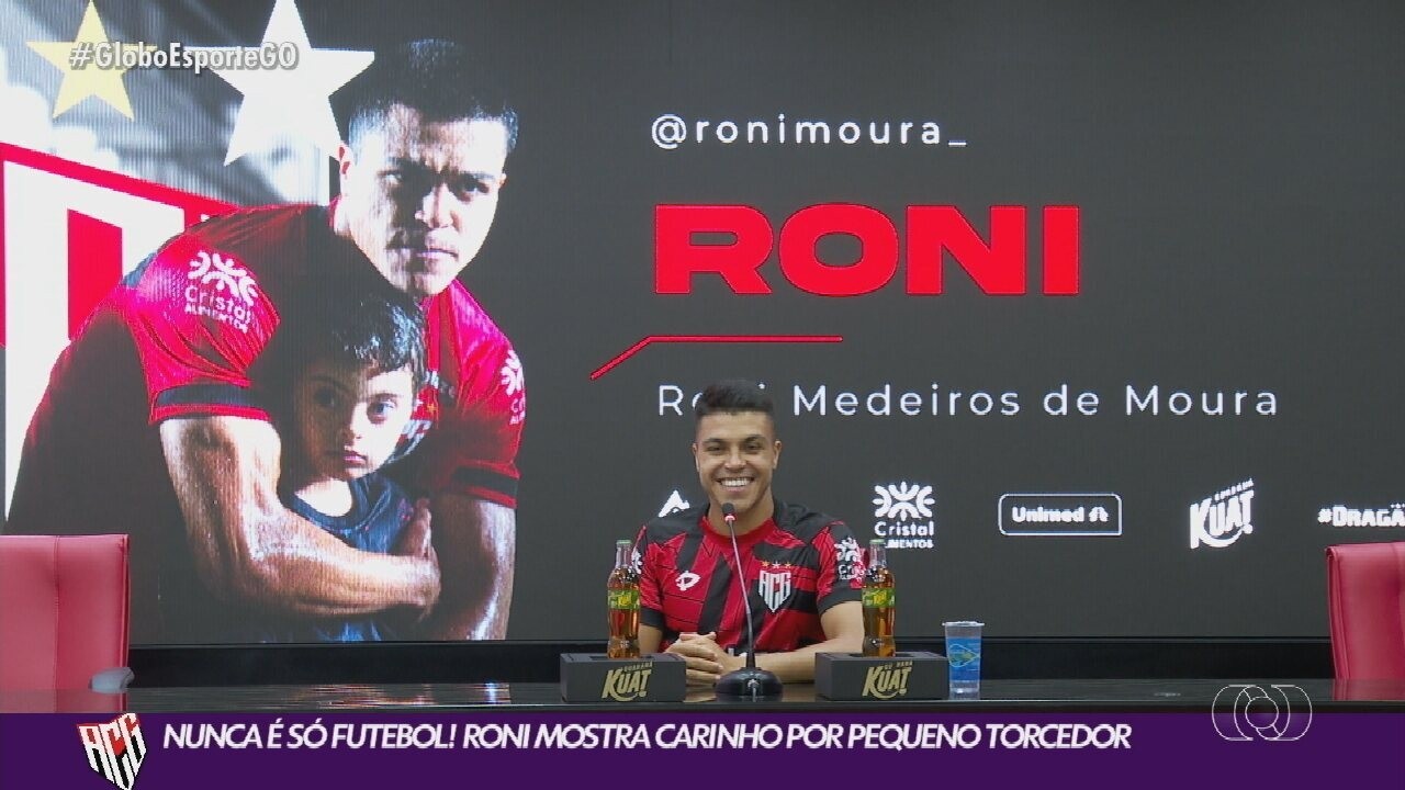 Não é só futebol: gesto de Roni, do Atlético-GO, acalma pequeno ...