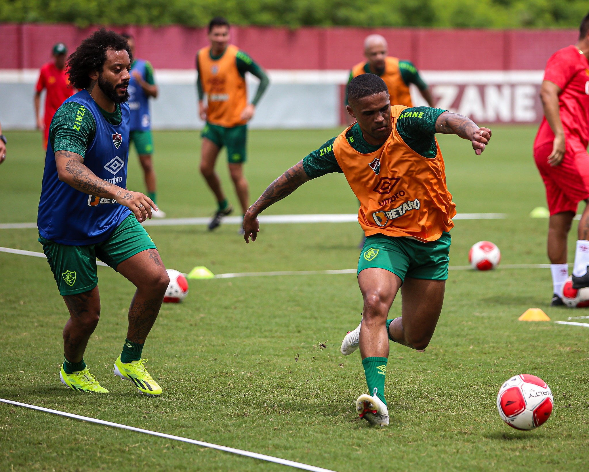 Douglas Costa reencontra no Fluminense seis jogadores com quem já atuou ...