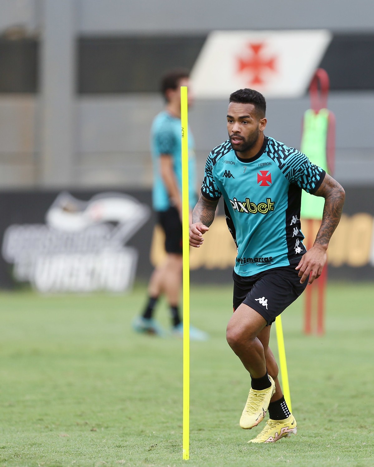 Alex Teixeira ressurge com lances importantes em momento decisivo do ...