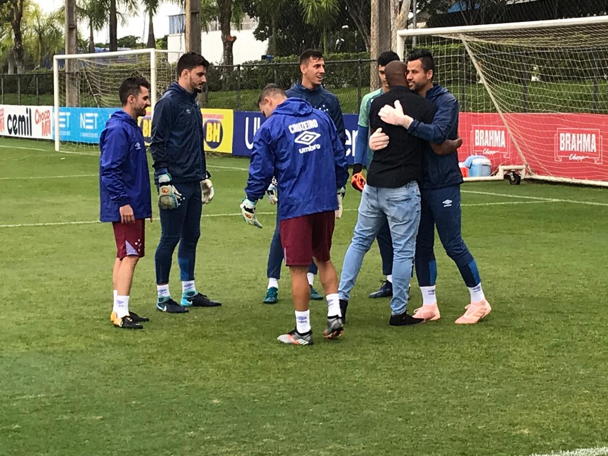 Goleiro Elisson visita a Toca da Raposa e recebe carinho dos jogadores ...