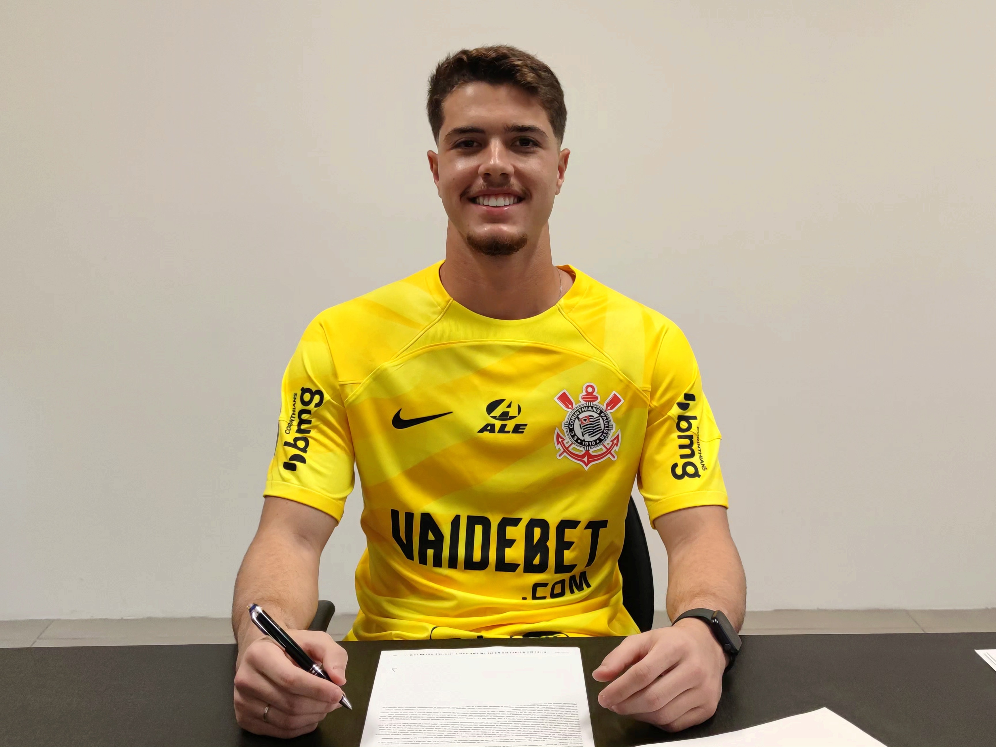 Corinthians anuncia renovação de contrato de Felipe Longo, goleiro ...