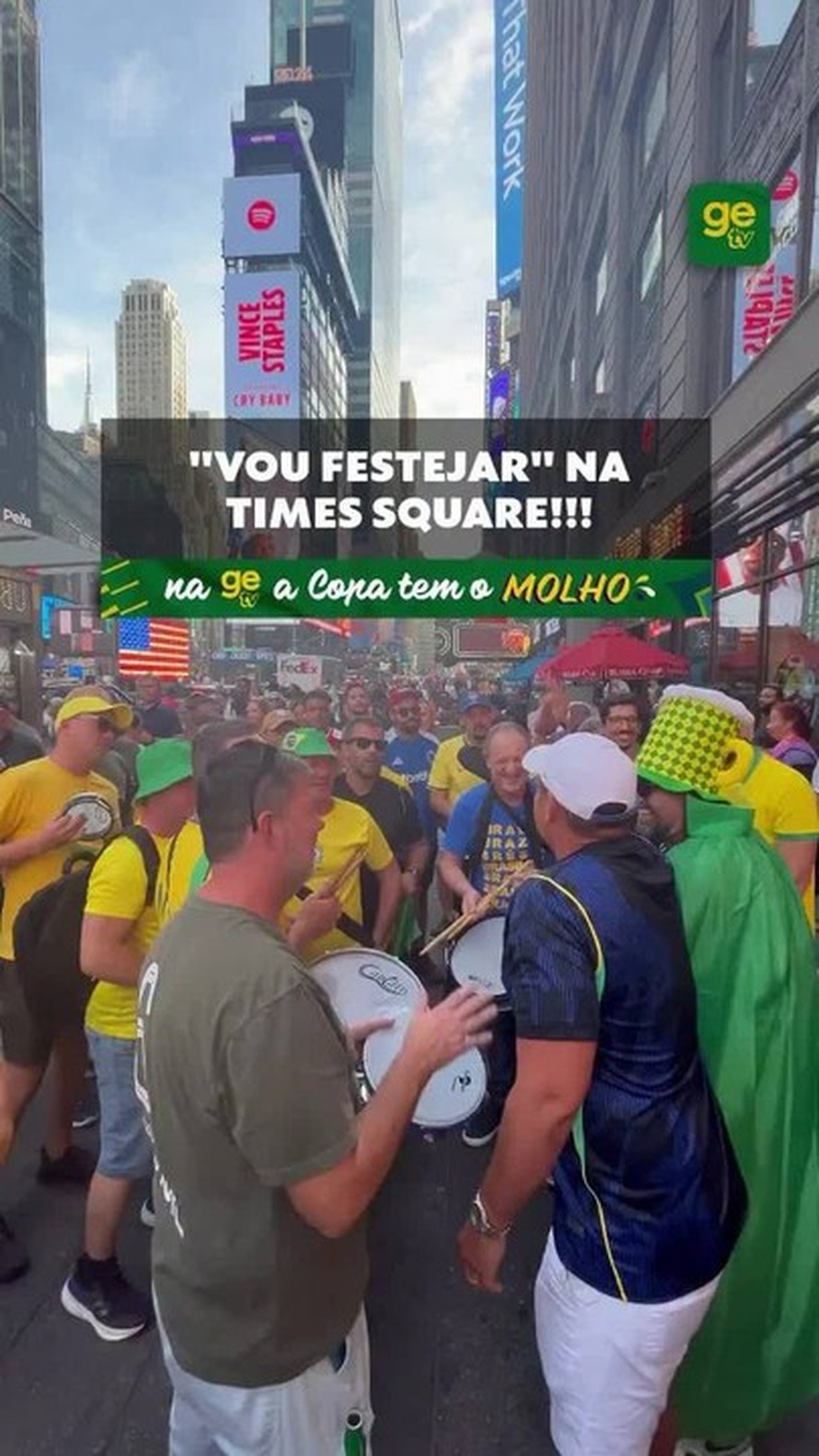 Brasileiros invadem a Times Square e fazem roda de pagode com escoceses ...