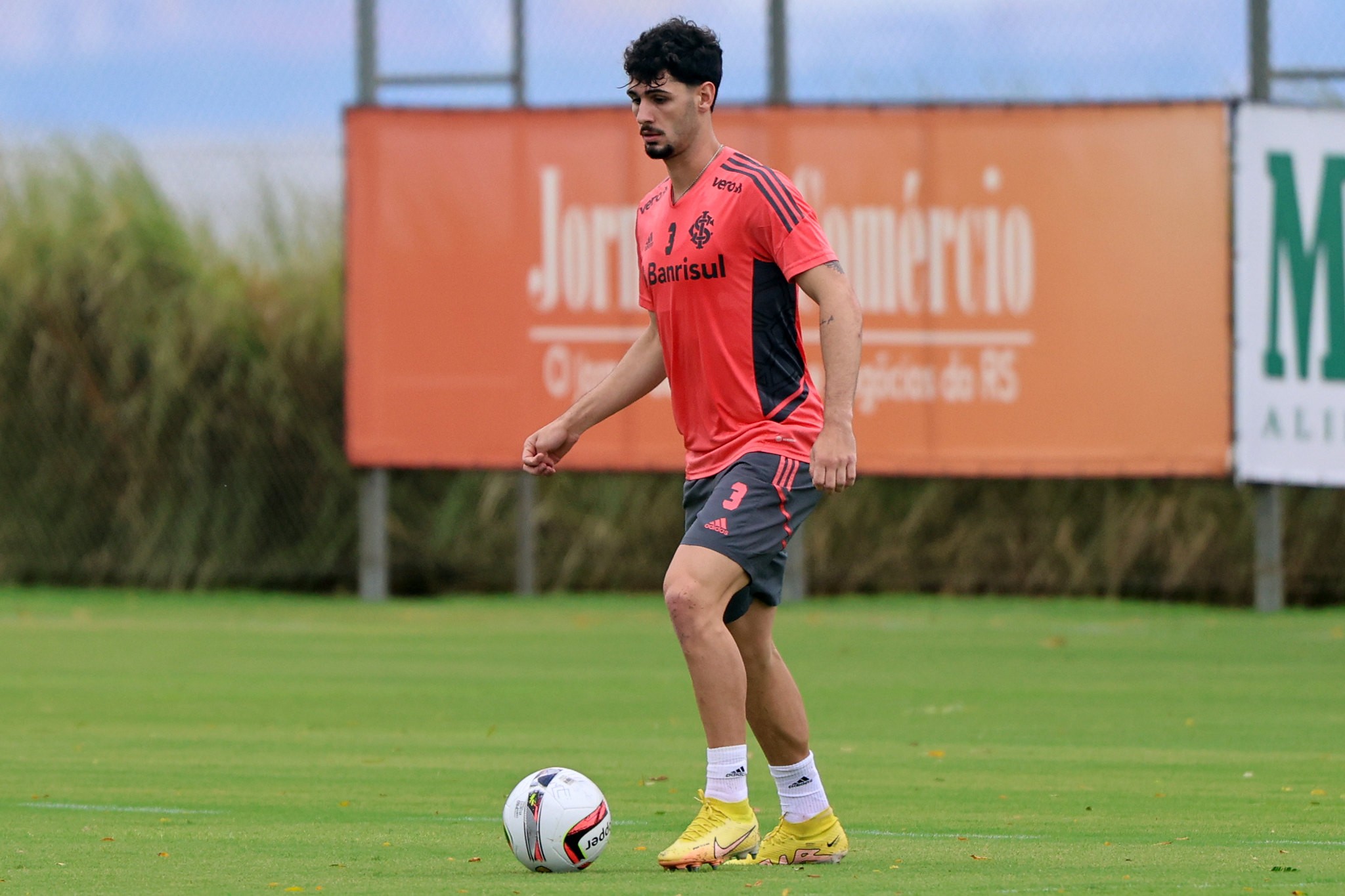 Johnny tem atraso em voo e fica fora de treino do Inter após defender ...