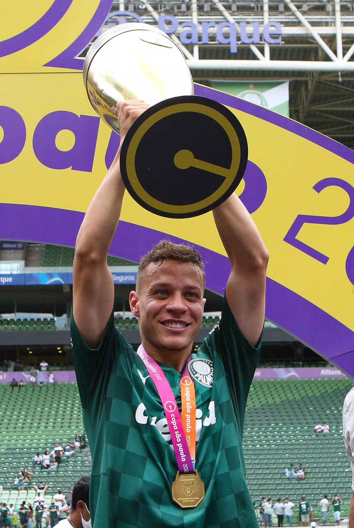 Em fim de contrato, Lucas Sena deve deixar o Palmeiras após conquistar ...