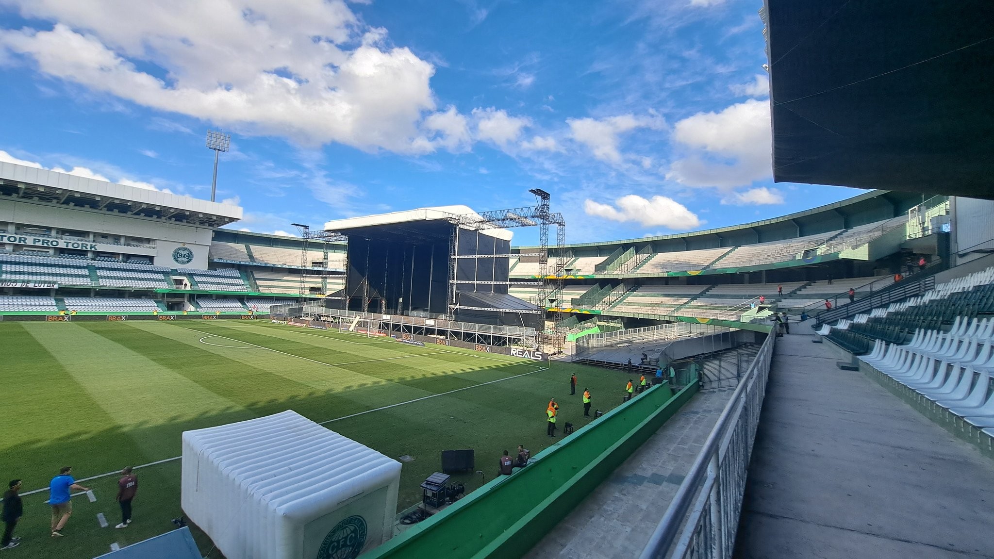 Coritiba x CRB: palco para os shows de Bruno Mars já está montado no Couto Pereira; veja como ficou