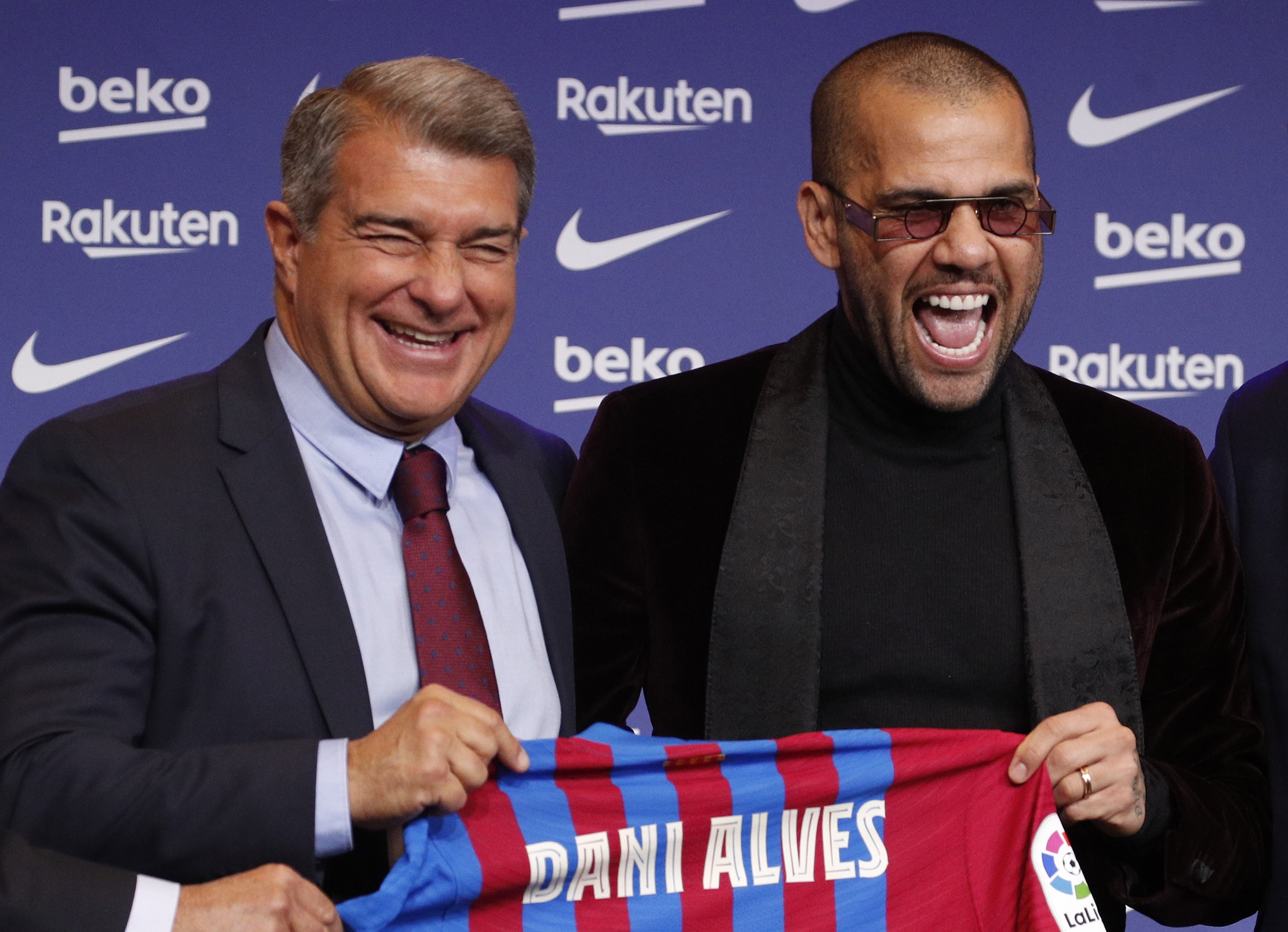 Dani Alves recebe no Barcelona o salário mais baixo permitido pela Liga ...