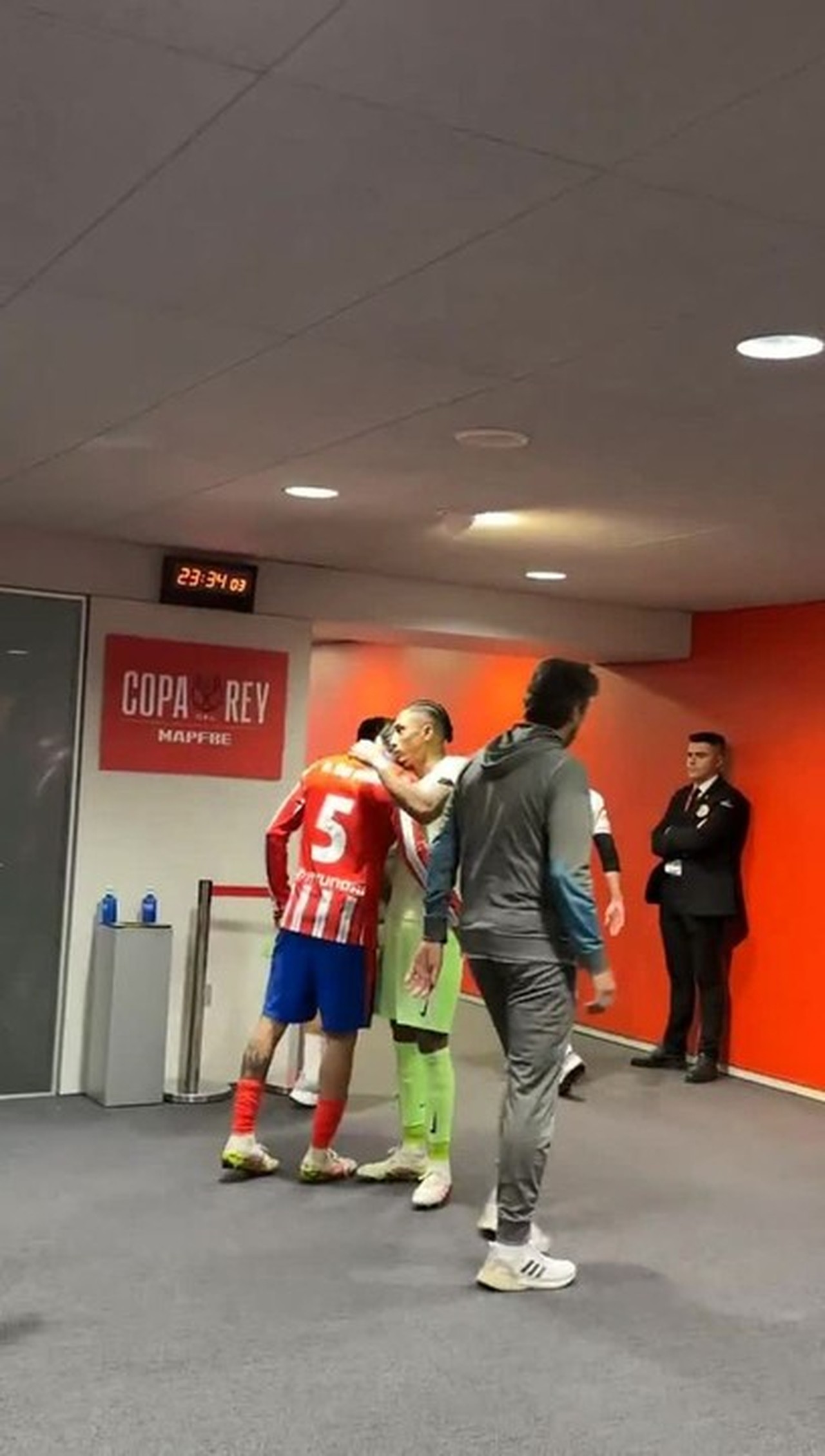 Em reencontro, Raphinha e argentino De Paul trocam camisas após ...