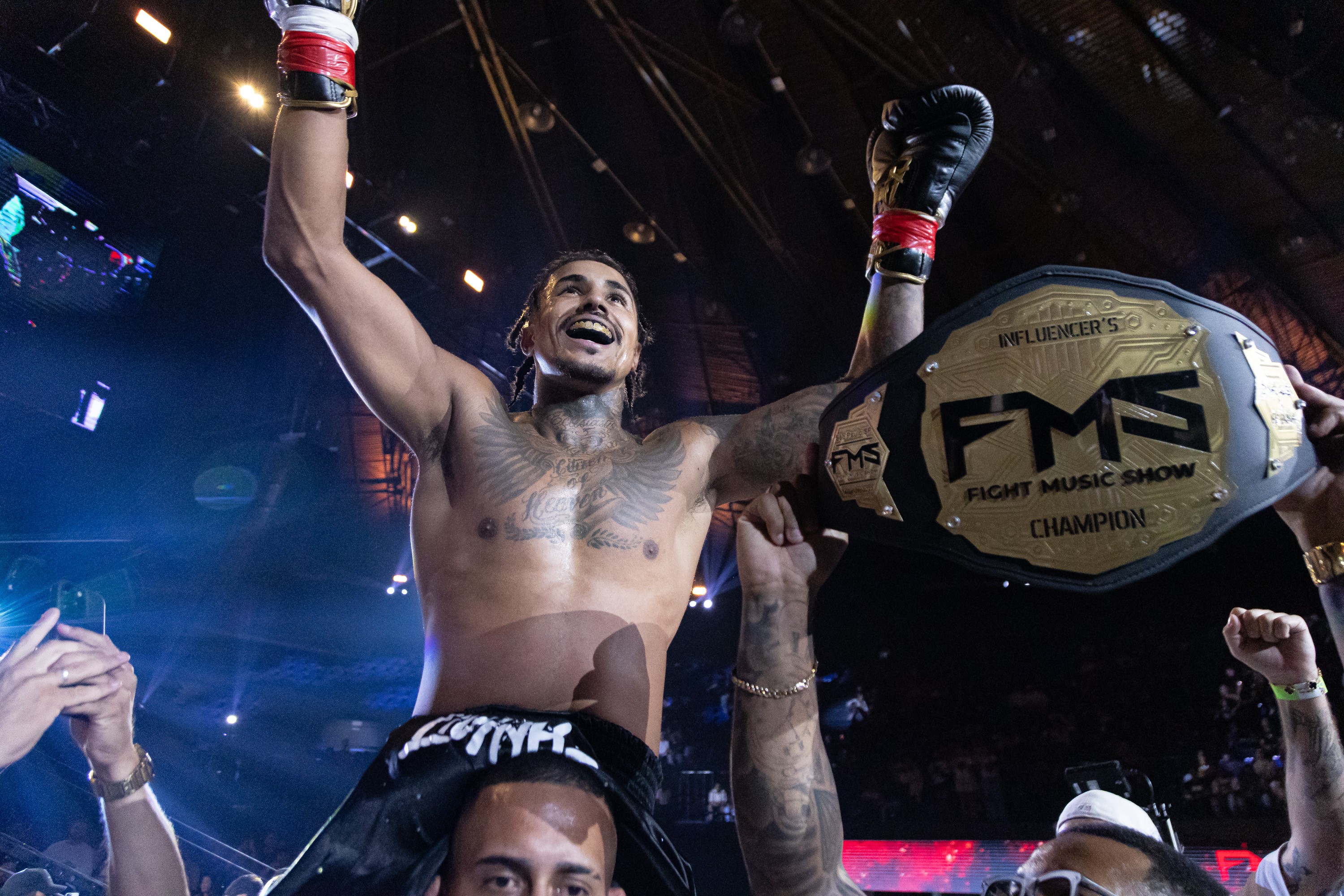 FMS 5: MC Livinho nocauteia Fe Alves para fora do ringue | Ge