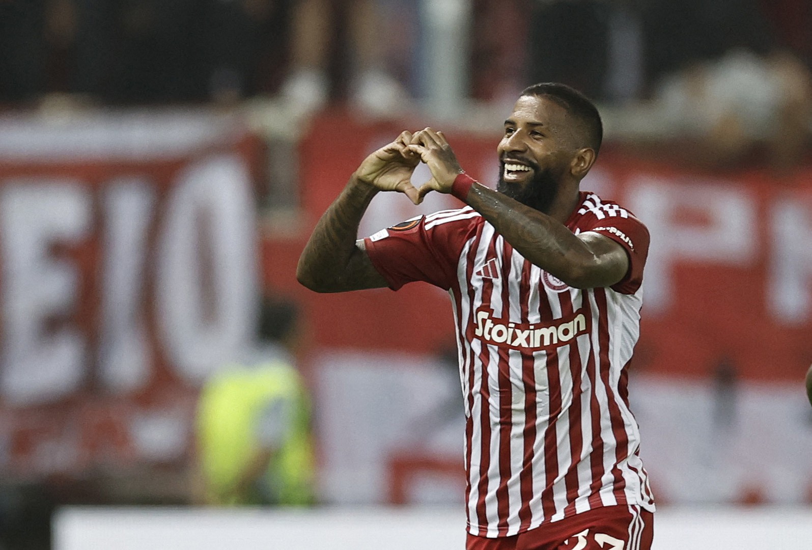Rodinei recebe prêmio de melhor lateral-direito na Grécia | Ge
