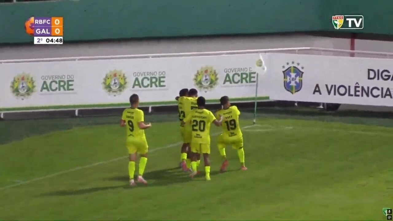 É para cartão? Massagista escorrega e atinge atacante do Rio Branco-AC | Ge