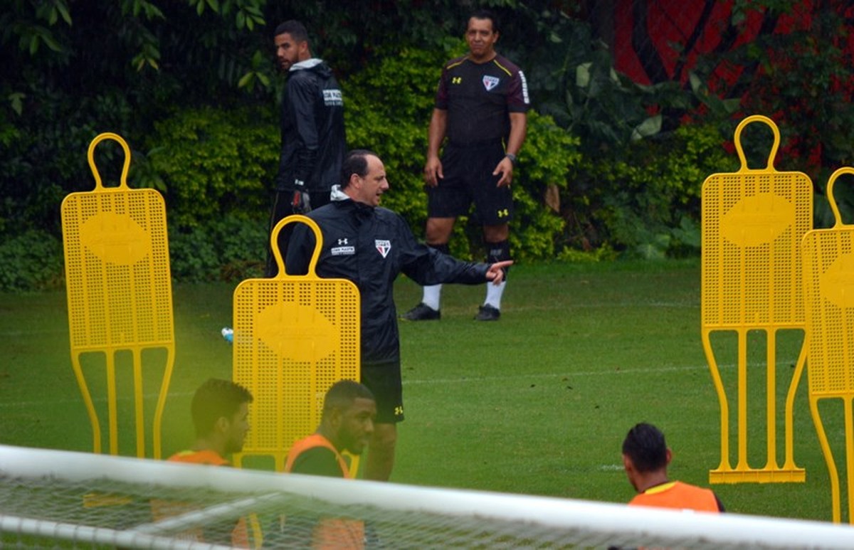 Ceni comanda treino tático no CT, mas não dá pistas de equipe e esquema ...