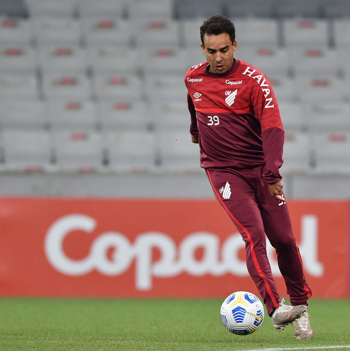 Jadson está fora dos planos do Athletico e vai treinar separado do ...