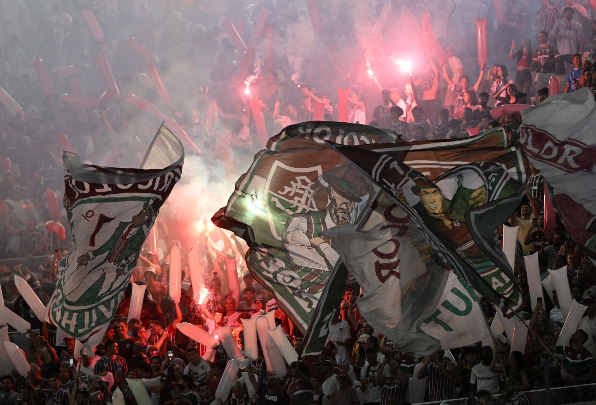Torcida do Fluminense prepara festa com bandeirão gigante para semi da ...