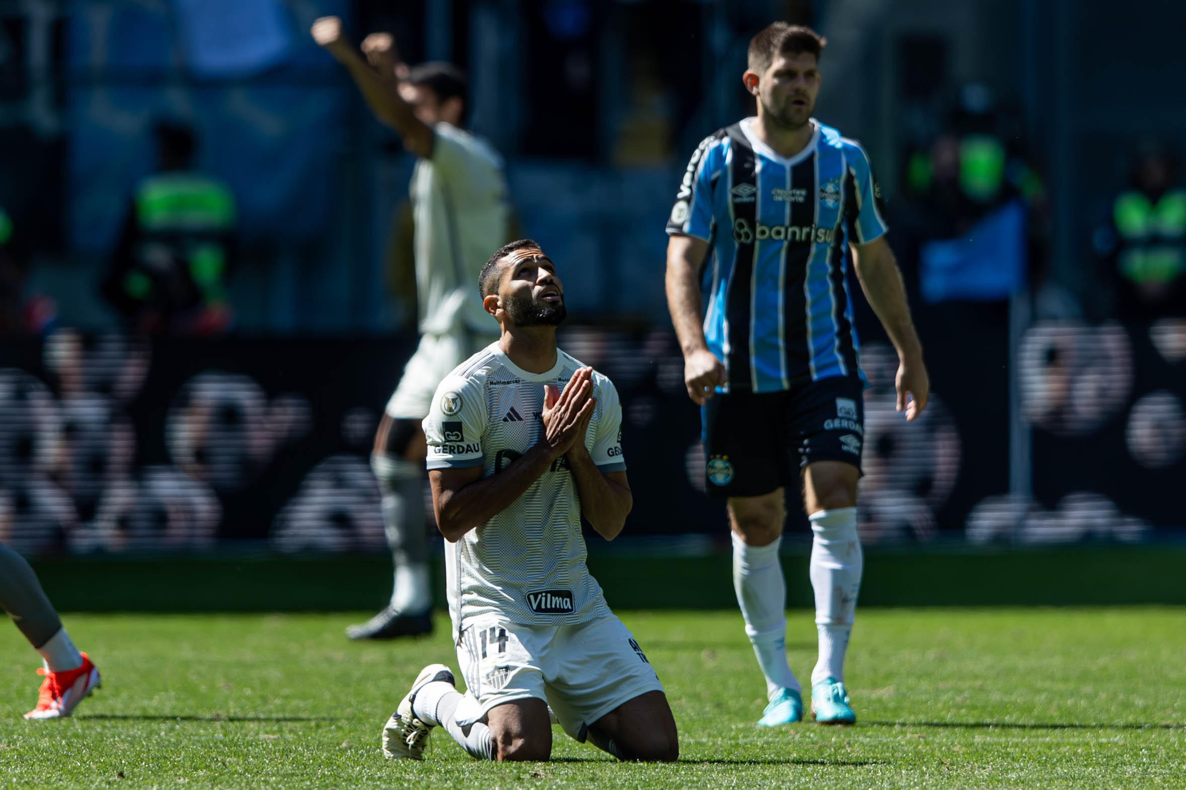 Pouco utilizado no Atlético-MG, Alan Kardec ganha elogios de Milito ...