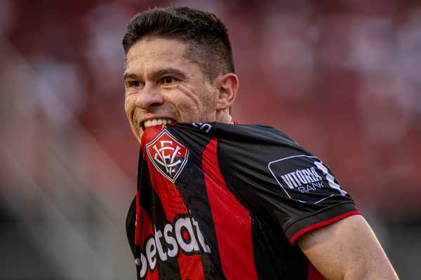 Vitória acerta renovação de contrato com o atacante Osvaldo | vitória | ge