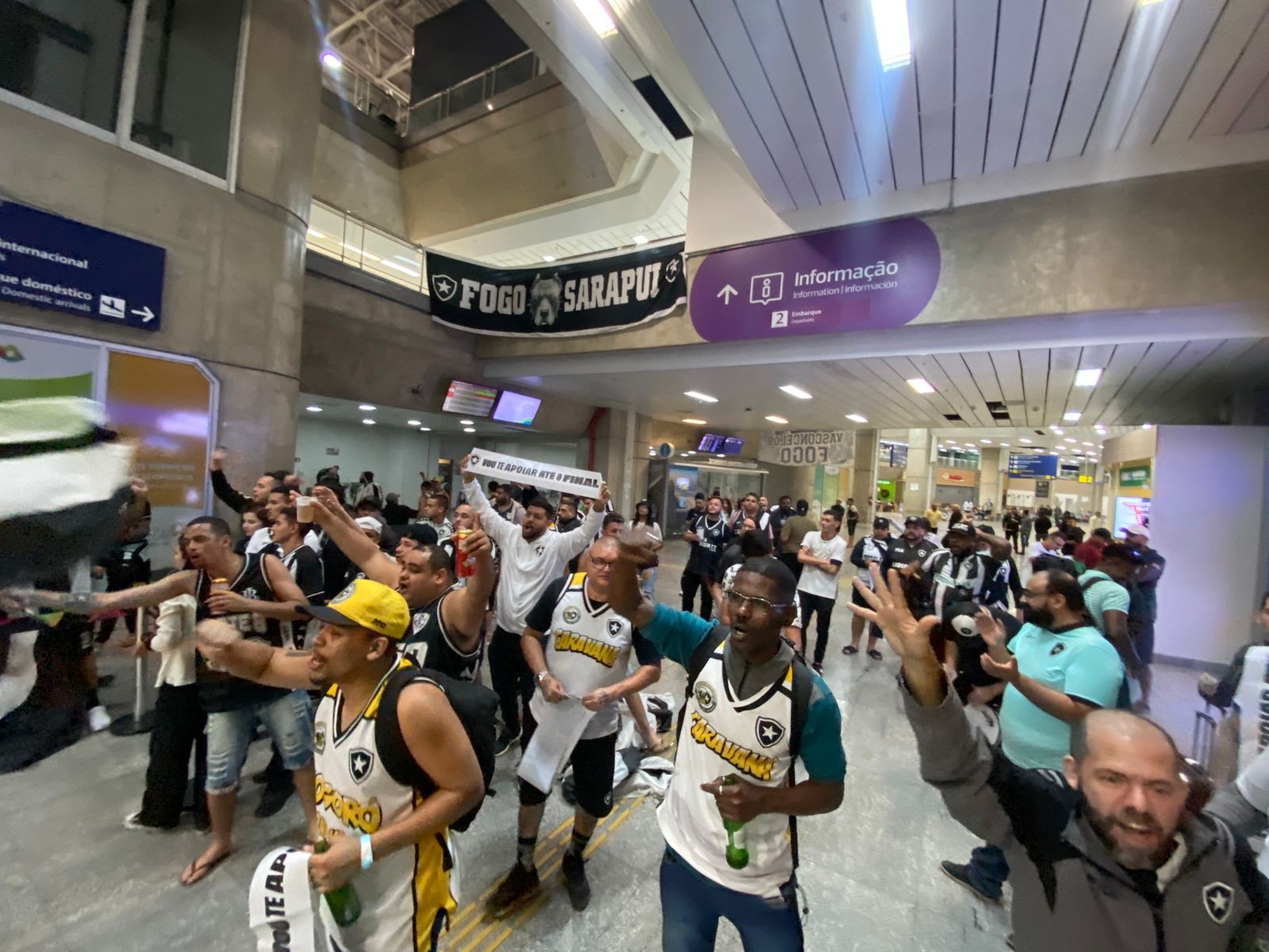 Torcida do Botafogo vai ao Galeão apoiar o time após a eliminação na ...