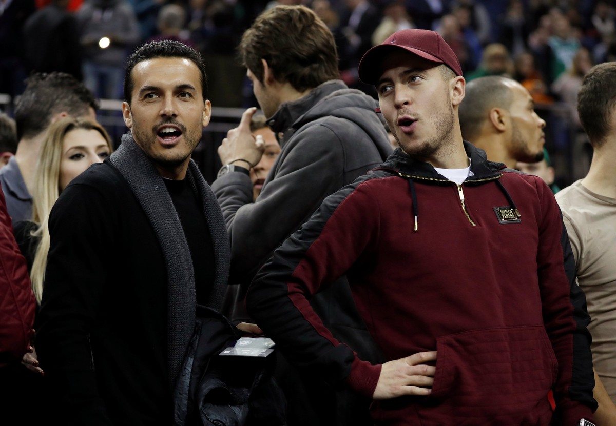 Hazard confirma a jornal que vai renovar com Chelsea