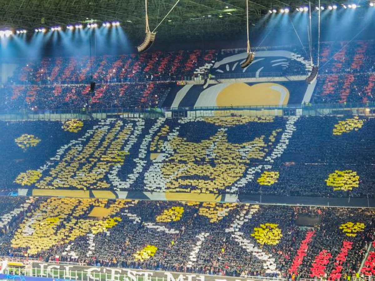 FOTOS: Torcida do Milan faz mosaico “Matrix” e provoca o PSG | liga dos ...