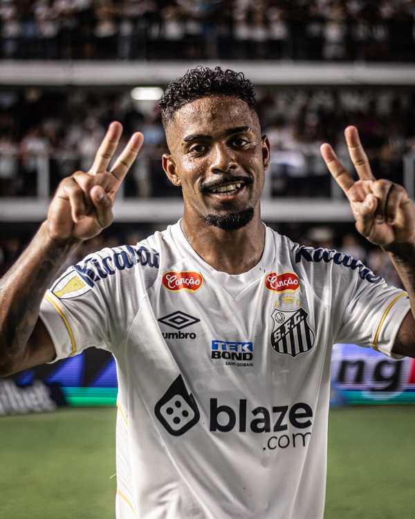 Bom desempenho de Hayner na lateral esquerda dá fôlego ao Santos em ...